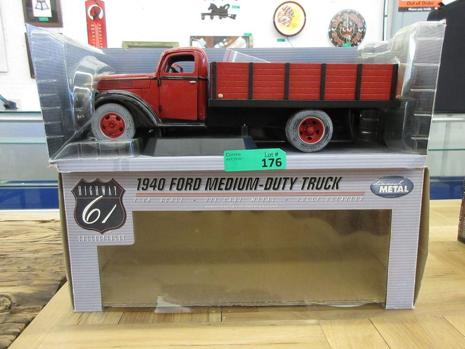 Ertl Die Cast 1:16 Scale Model 1940 Ford Truck