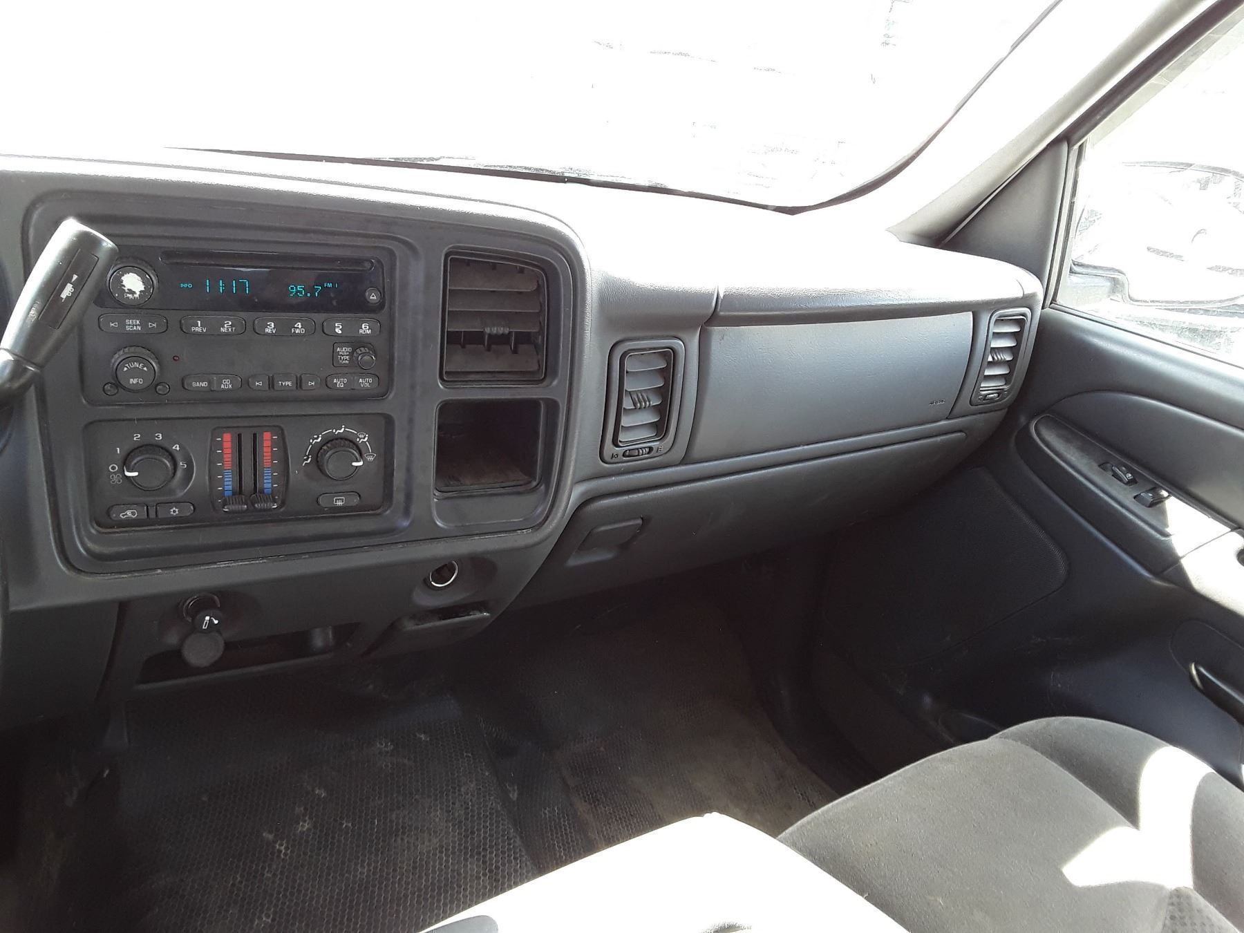 G5 -- 2005 CHEVROLET SILVERADO , White , 253785 KM's
