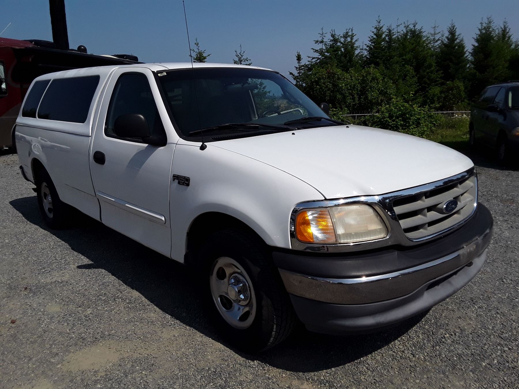 F5 -- 2001 FORD F150 REG CAB , White , 131045 KM's
