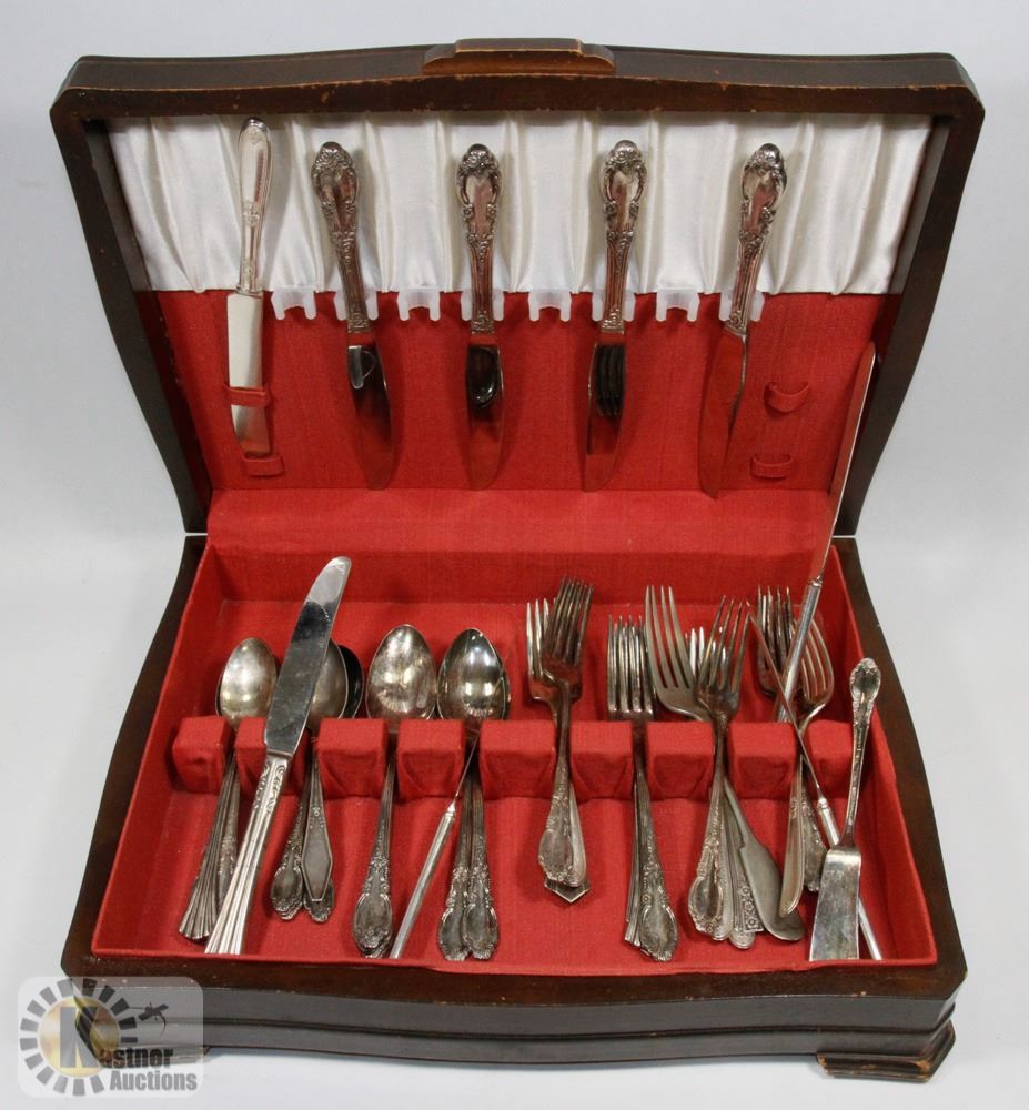 SILVERWARE COLLECTION IN WOODEN CASE - Kastner Auctions