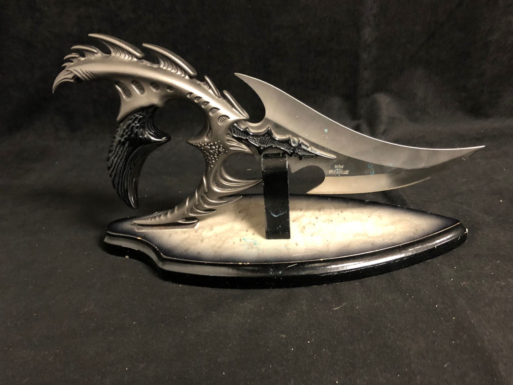 FANTASY KNIFE WITH DISPLAY STAND