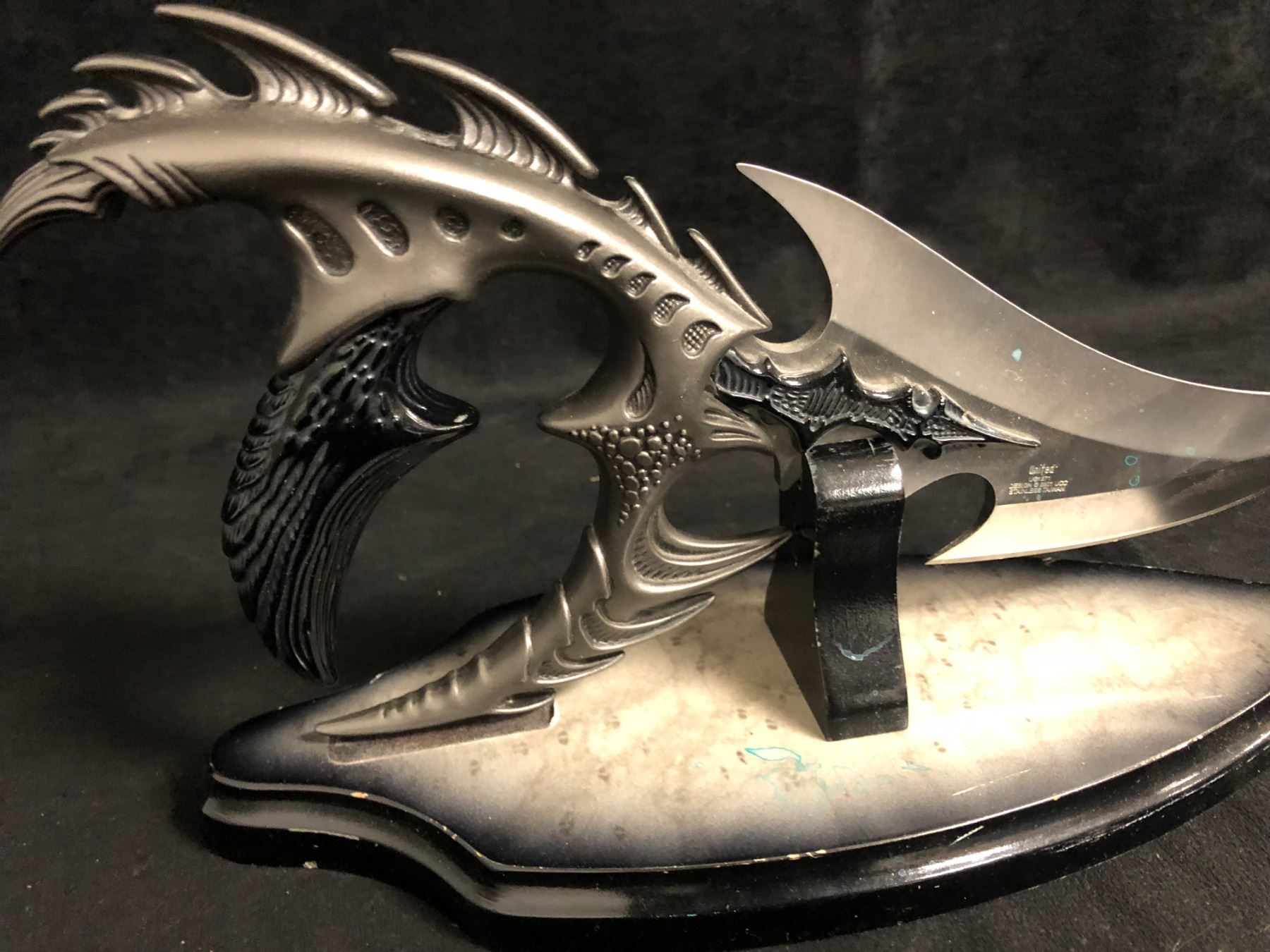 FANTASY KNIFE WITH DISPLAY STAND