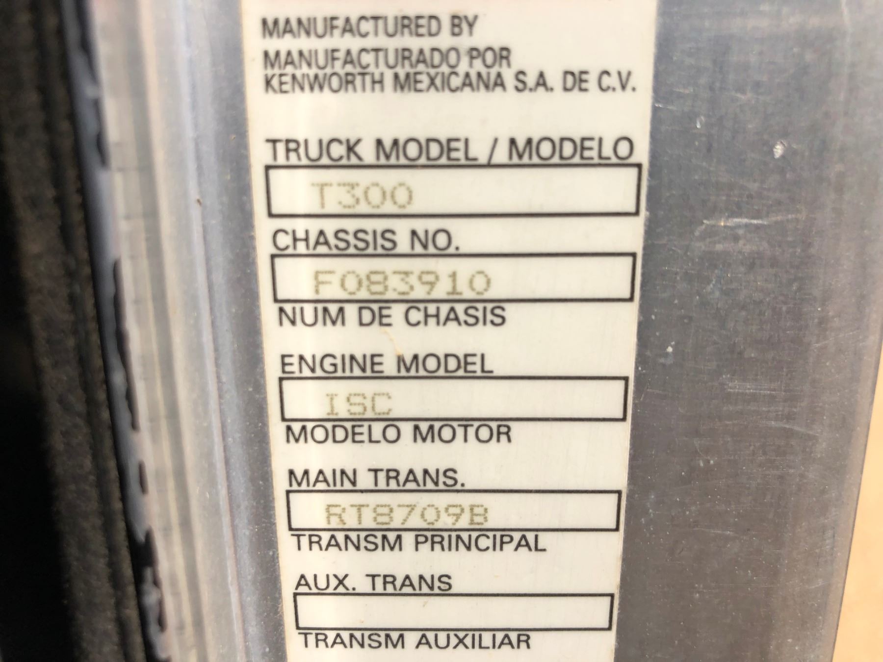 2008 KENWORTH T300 DUMP TRUCK, VIN/SN:3WKMAZ7X15F083910 - TRI AXLE, CUMMINS ISC ENGINE, 8 SPEED TRAN