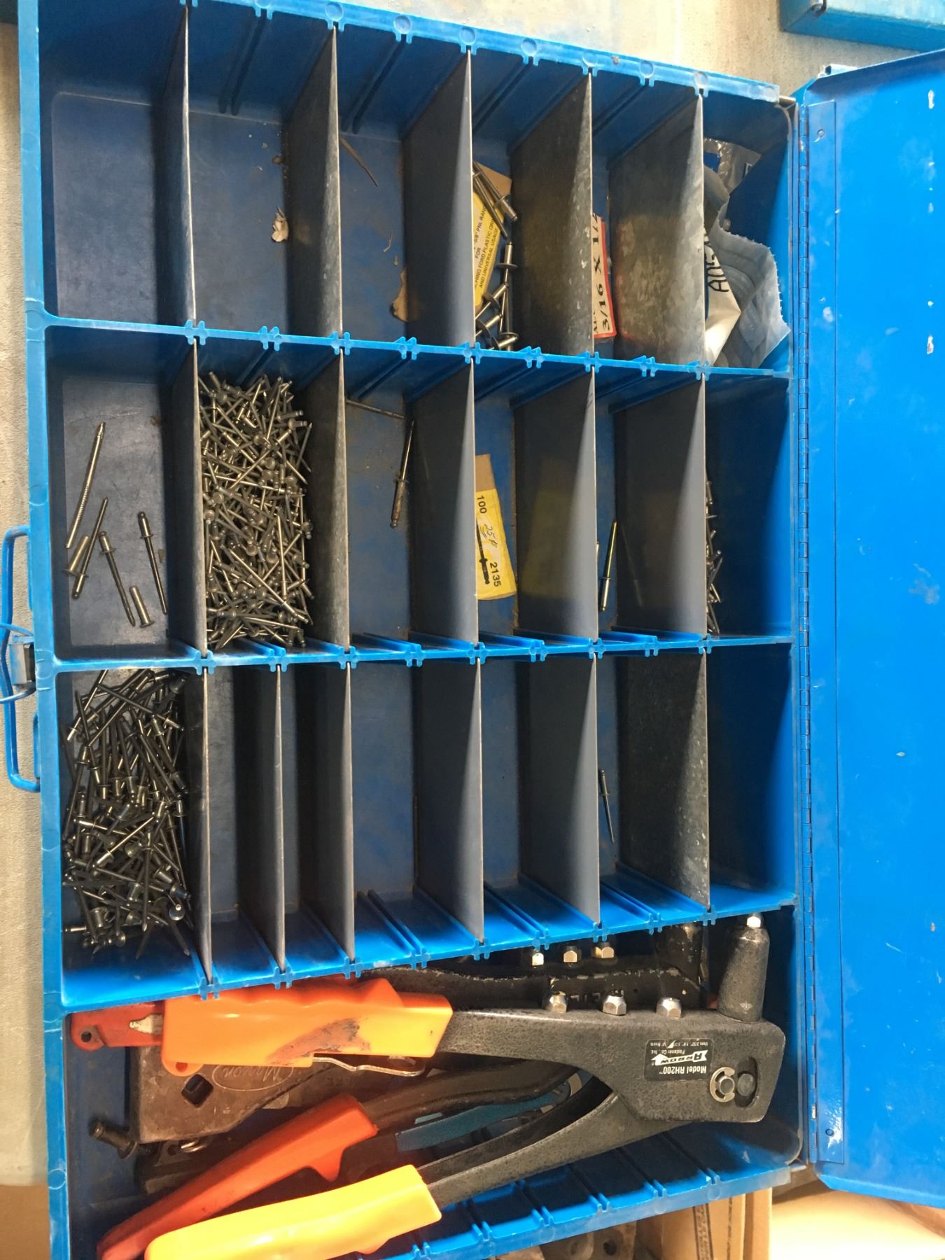 Docap Frost plus asstd hand riveter w/pop rivets in case model RH200