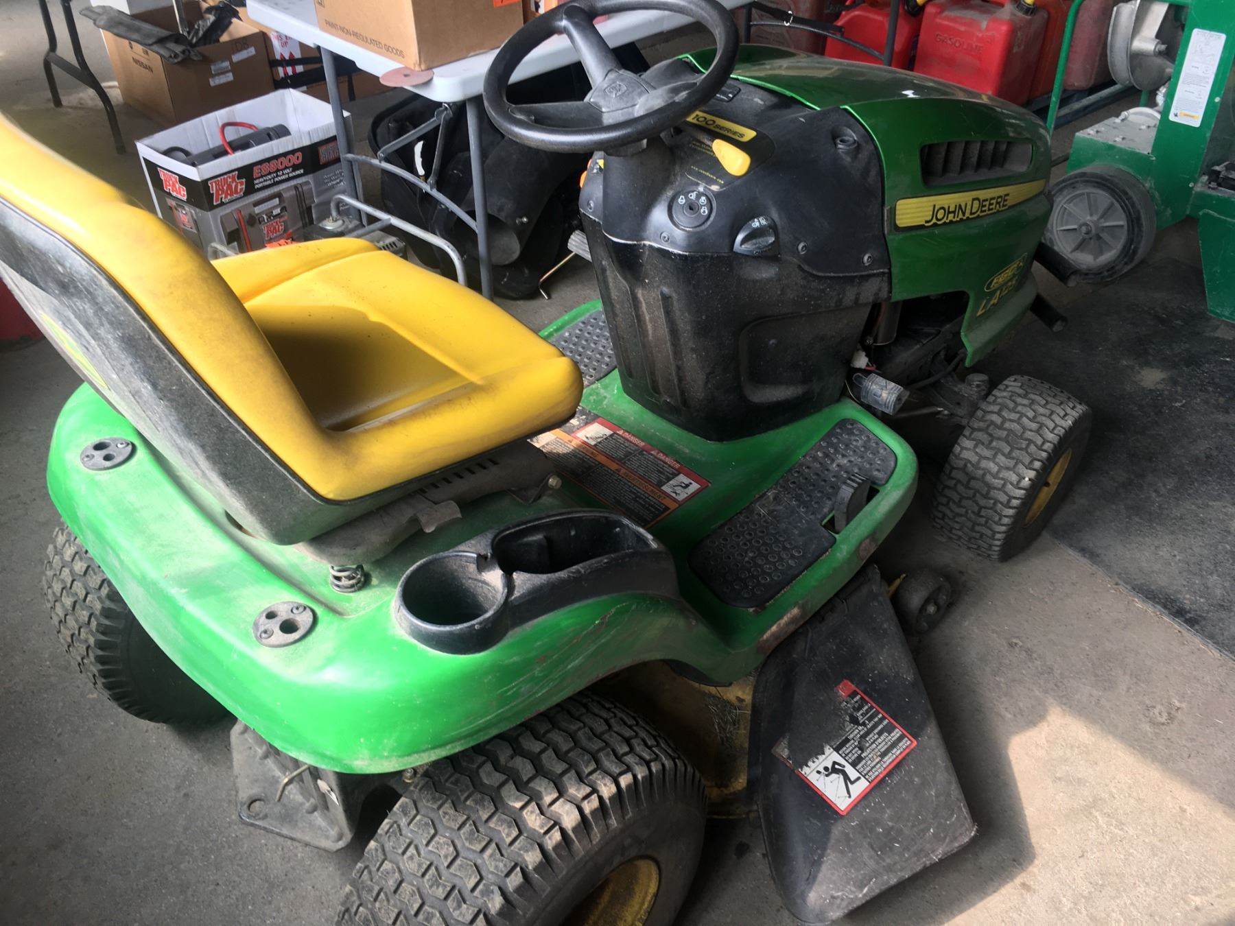 John Deere FGC-LA125 Riding Lawn Mower 100 series, 19.0 HP
