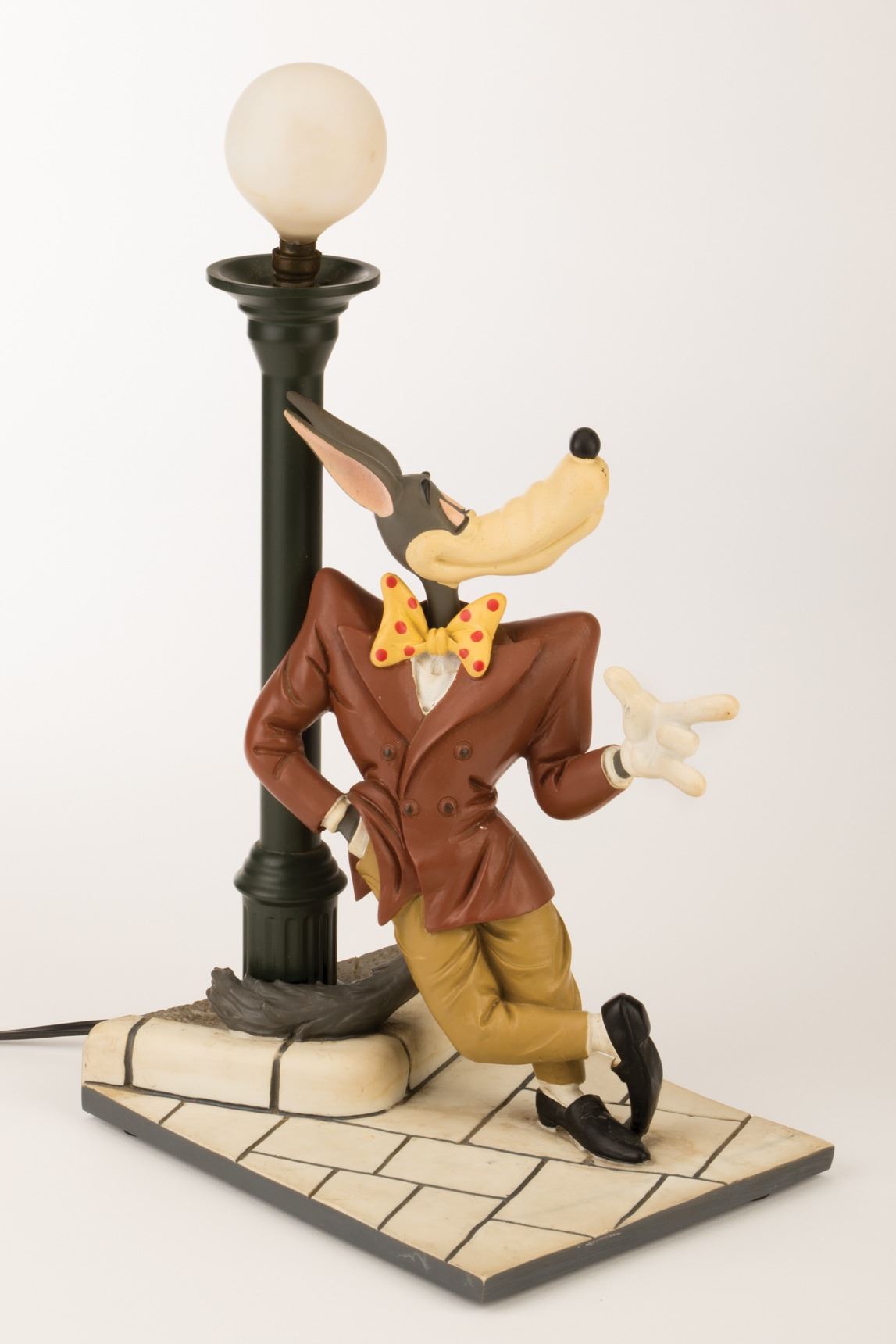 Jim Carrey “Stanley Ipkiss” screen used Tex Avery wolf lamp from The ...