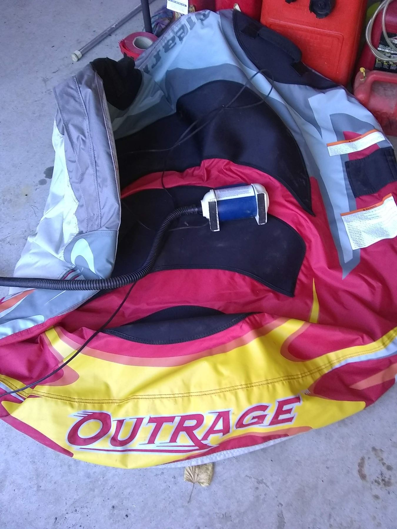 INFLATABLE TOW BEHIND RUBBER RAFT