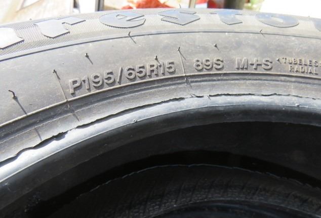 LOT OF 5 TIRES (2 X 195-65R-15, NO RIMS) *2 X 195-60R-15, WITH RIMS* (1 ...