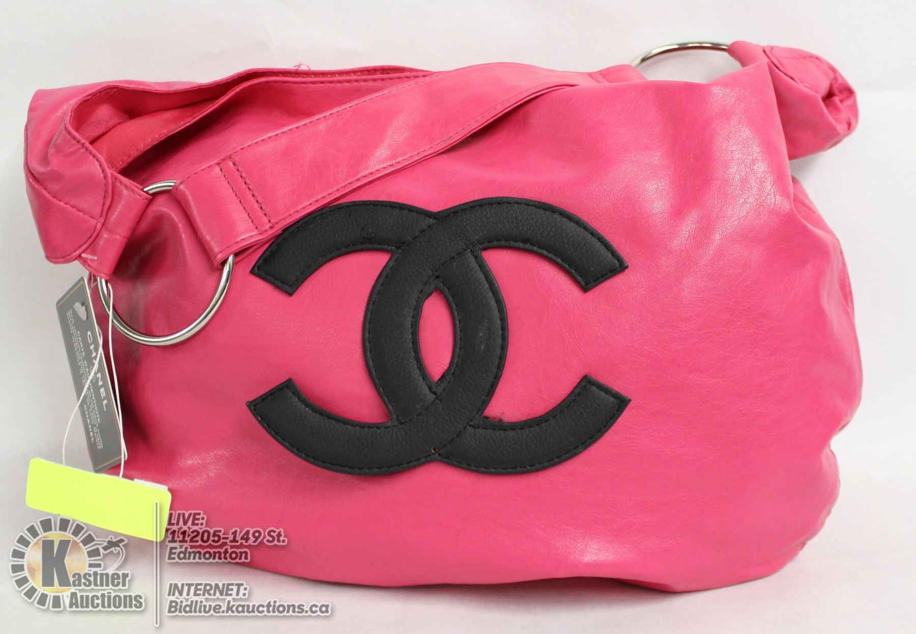REPLICA CHANEL PINK PURSE WITH BLACK LOGO.