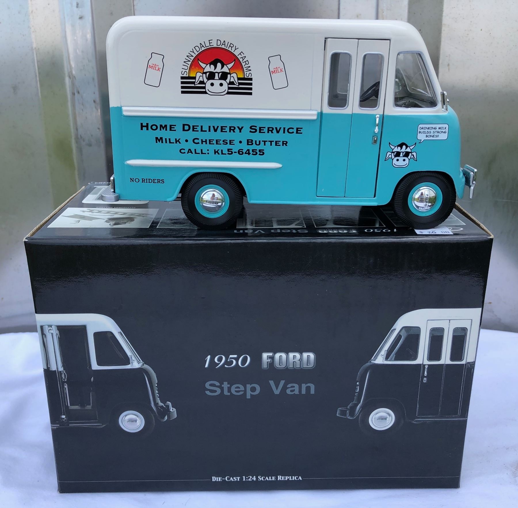 DIE-CAST 1950 FORD STEP VAN - SUNNYDALE DAIRY
