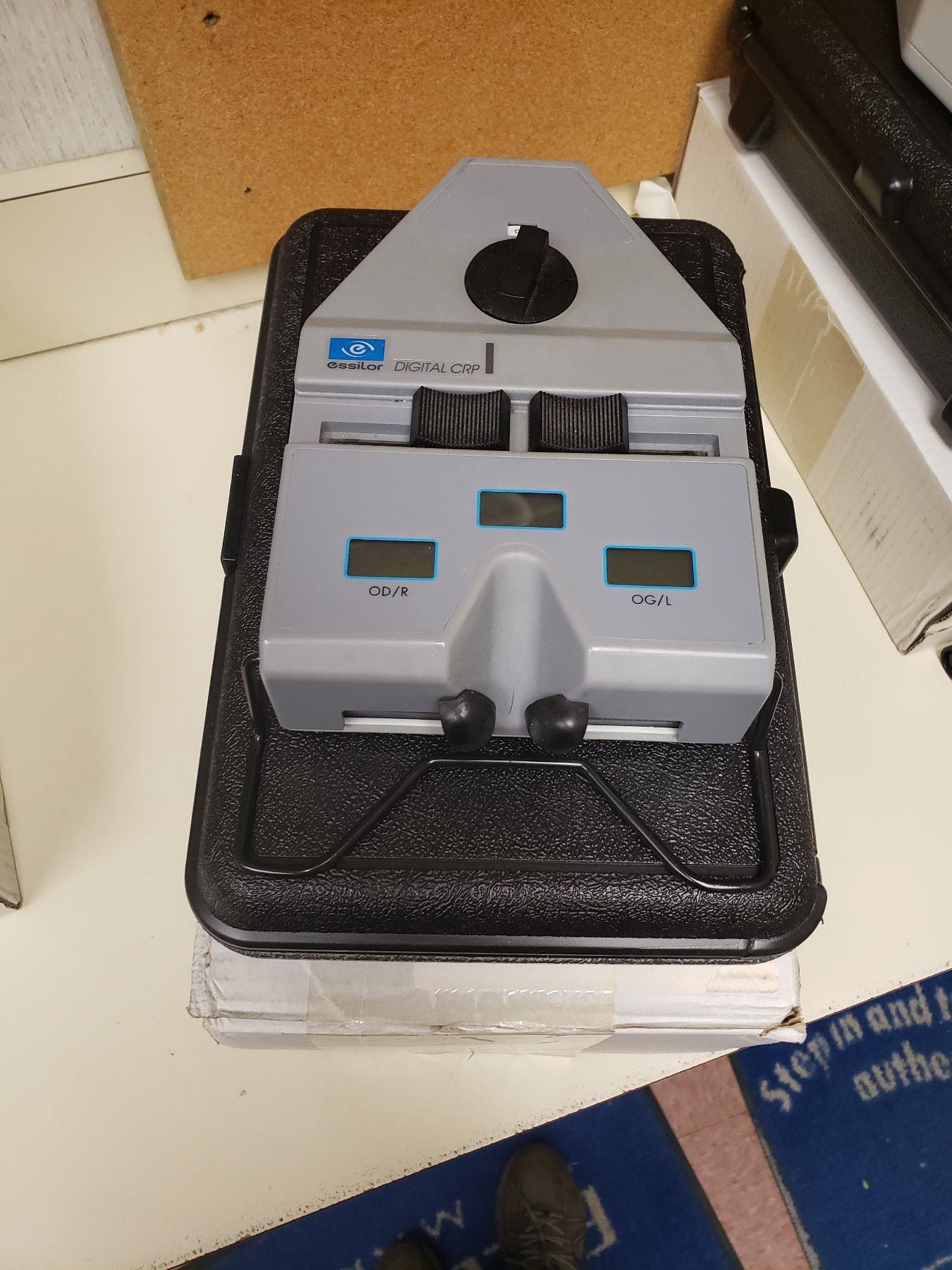 ESSILOR DIGITAL CRP PUPILOMETER WITH CASE