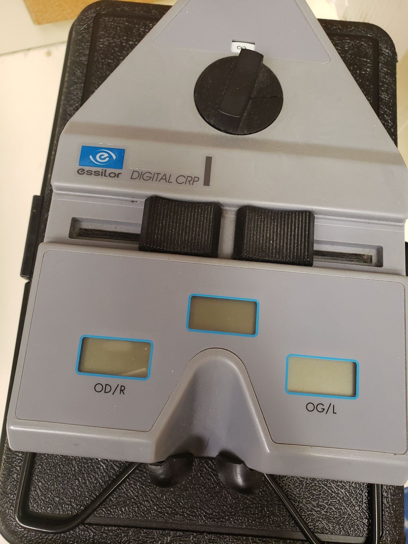 ESSILOR DIGITAL CRP PUPILOMETER WITH CASE
