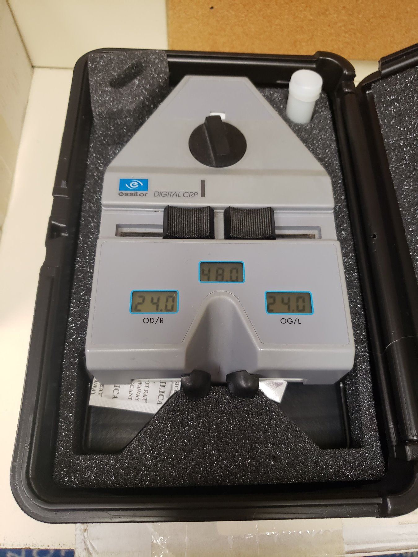 ESSILOR DIGITAL CRP PUPILOMETER WITH CASE
