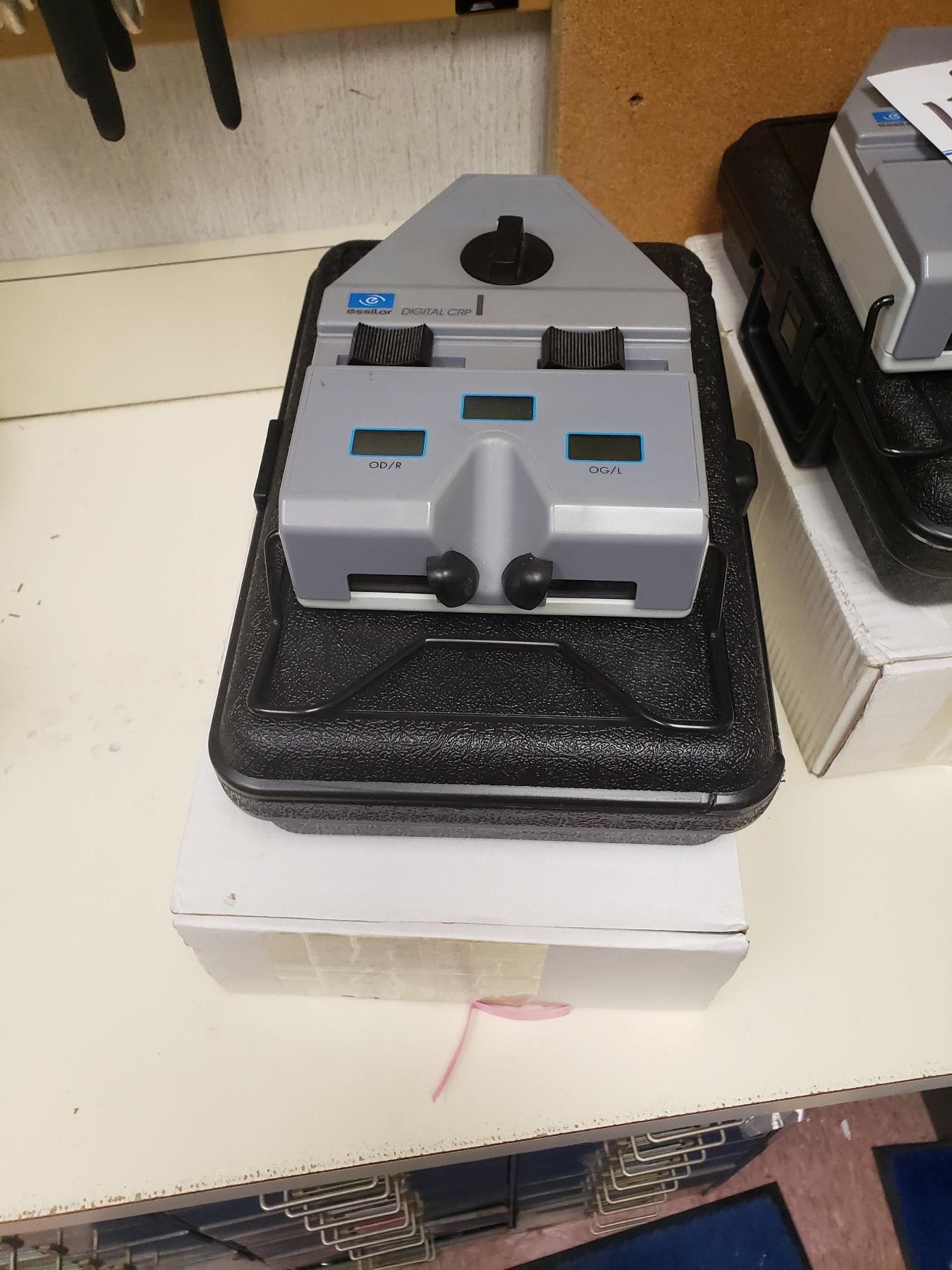 ESSILOR DIGITAL PUPILOMETER CRP WITH CASE