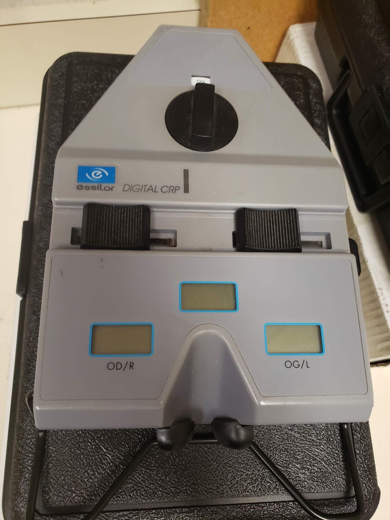 ESSILOR DIGITAL PUPILOMETER CRP WITH CASE