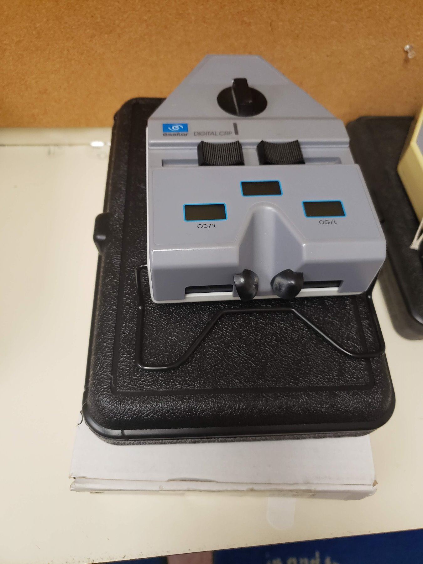 ESSILOR DIGITAL PUPILOMETER CRP WITH CASE