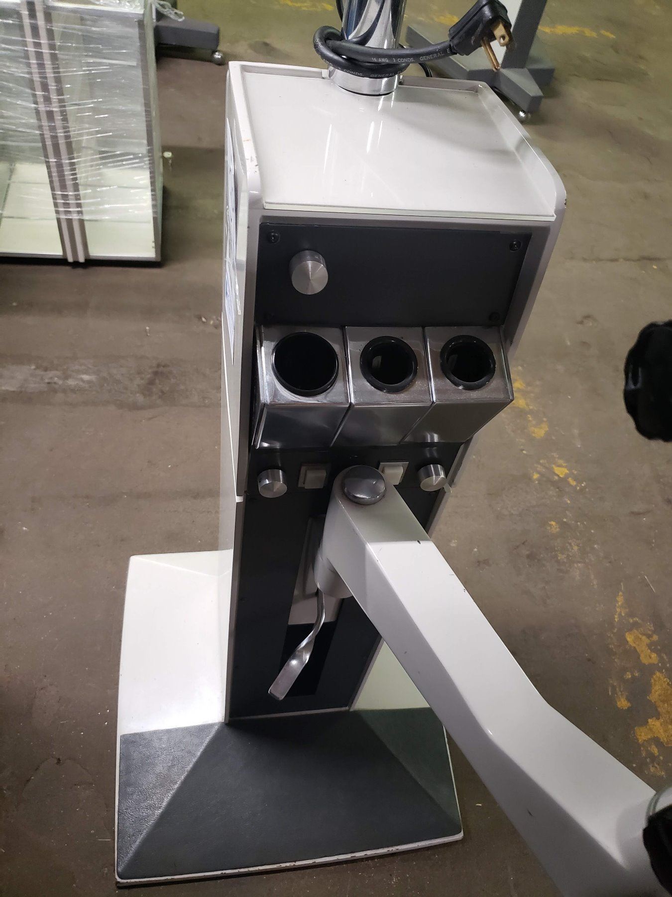 RELIANCE INSTRUMENT STAND WITH 2 ARMS AND LIGHT - SERIAL #22966