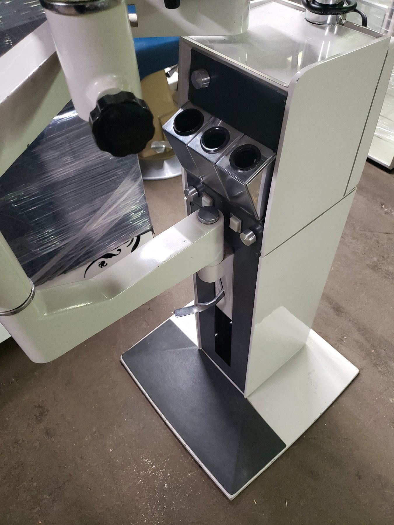 RELIANCE INSTRUMENT STAND WITH 2 ARMS AND LIGHT - SERIAL #22966