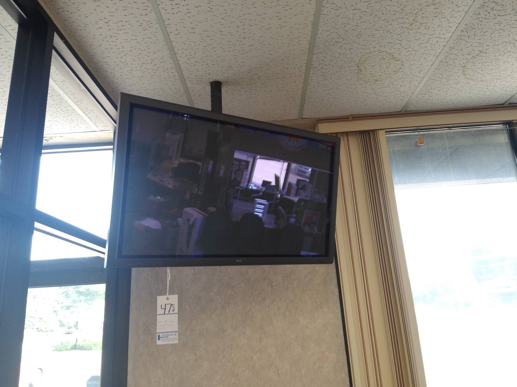 NEC 42" FLAT SCREEN TV WITH MOUNT