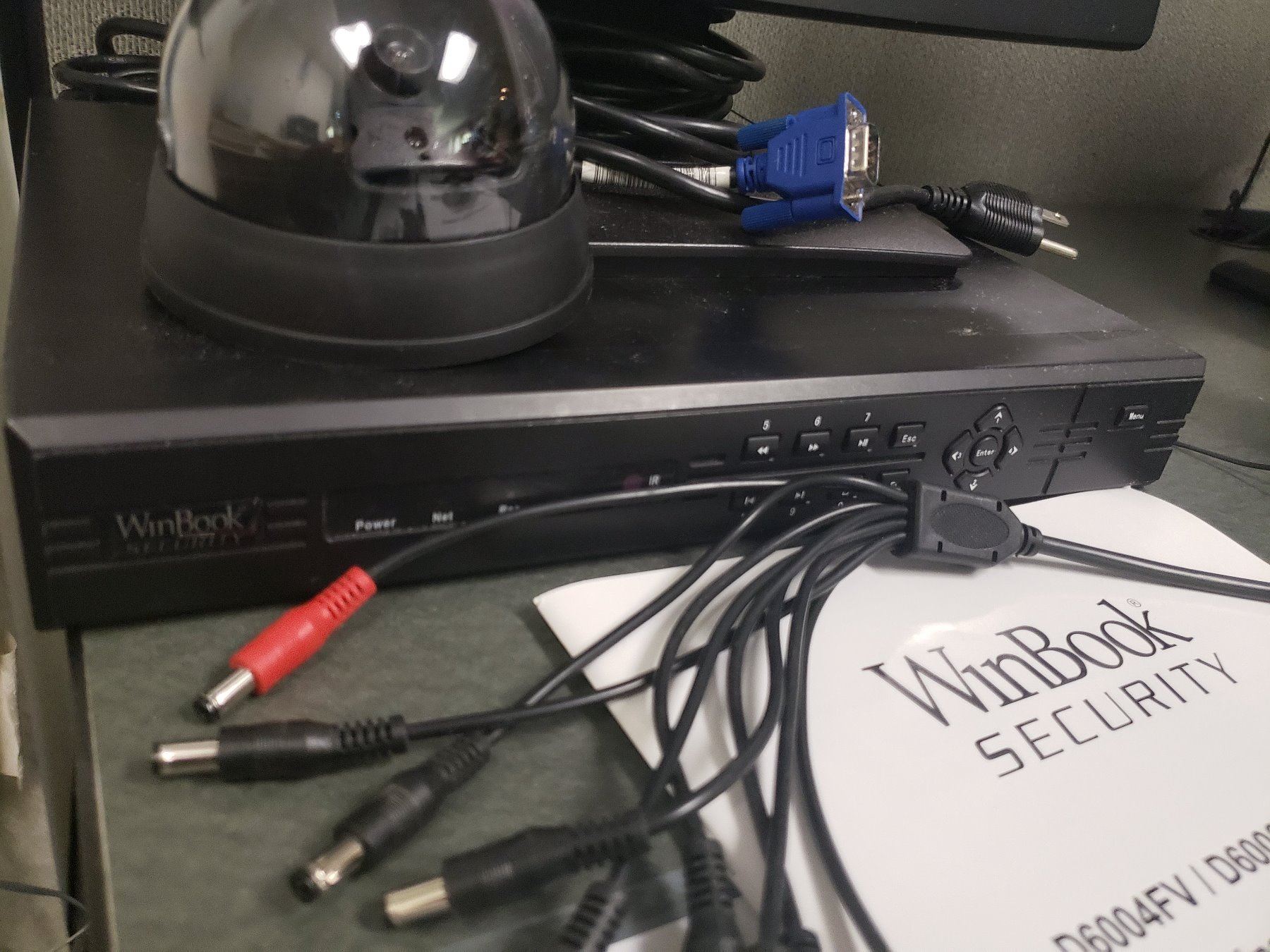 WINBOOK D6008DV 8 CHANNEL DVR WITH MONITOR, MOUSE AND 4 CAMERAS