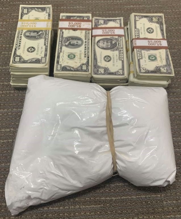 American Made (2017) - Bundles Of Prop Cash And Prop Cocaine