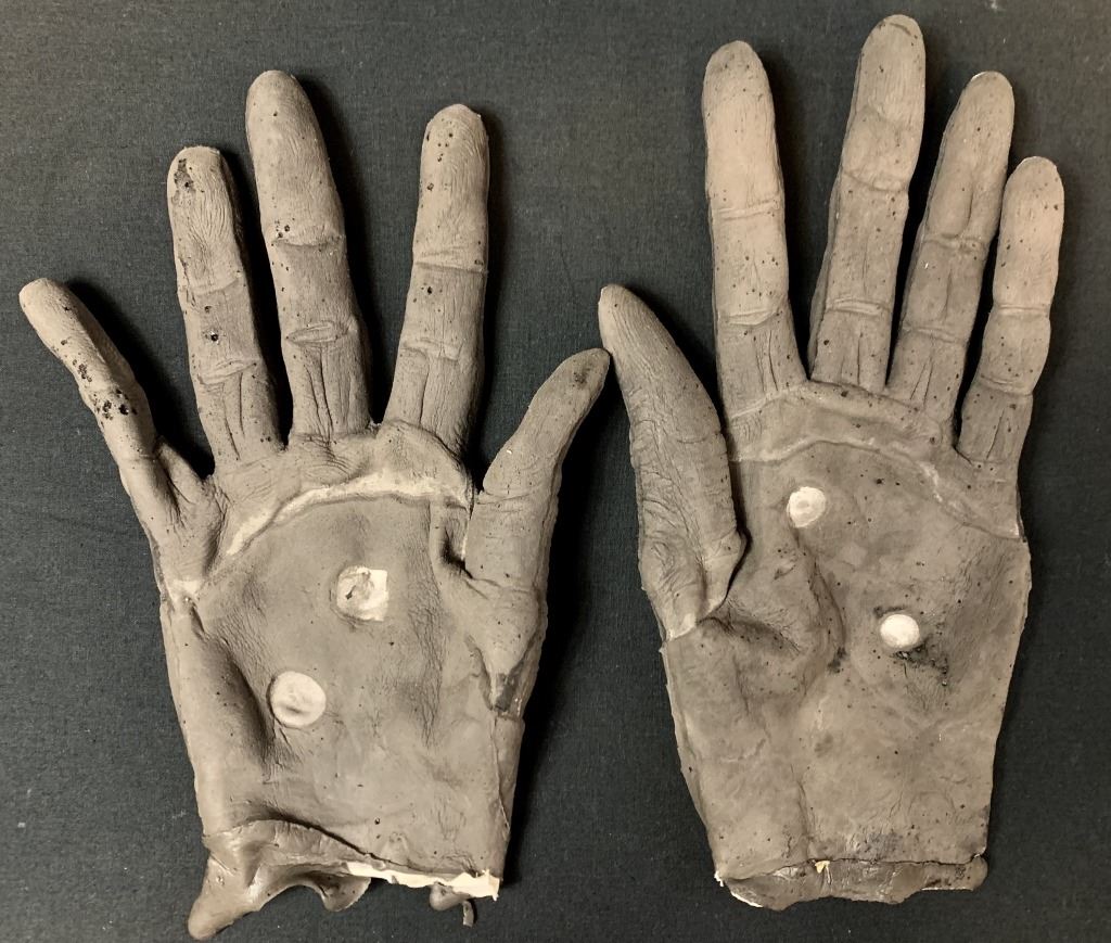 Underworld (2003) - Victor's (Bill Nighy) Hands