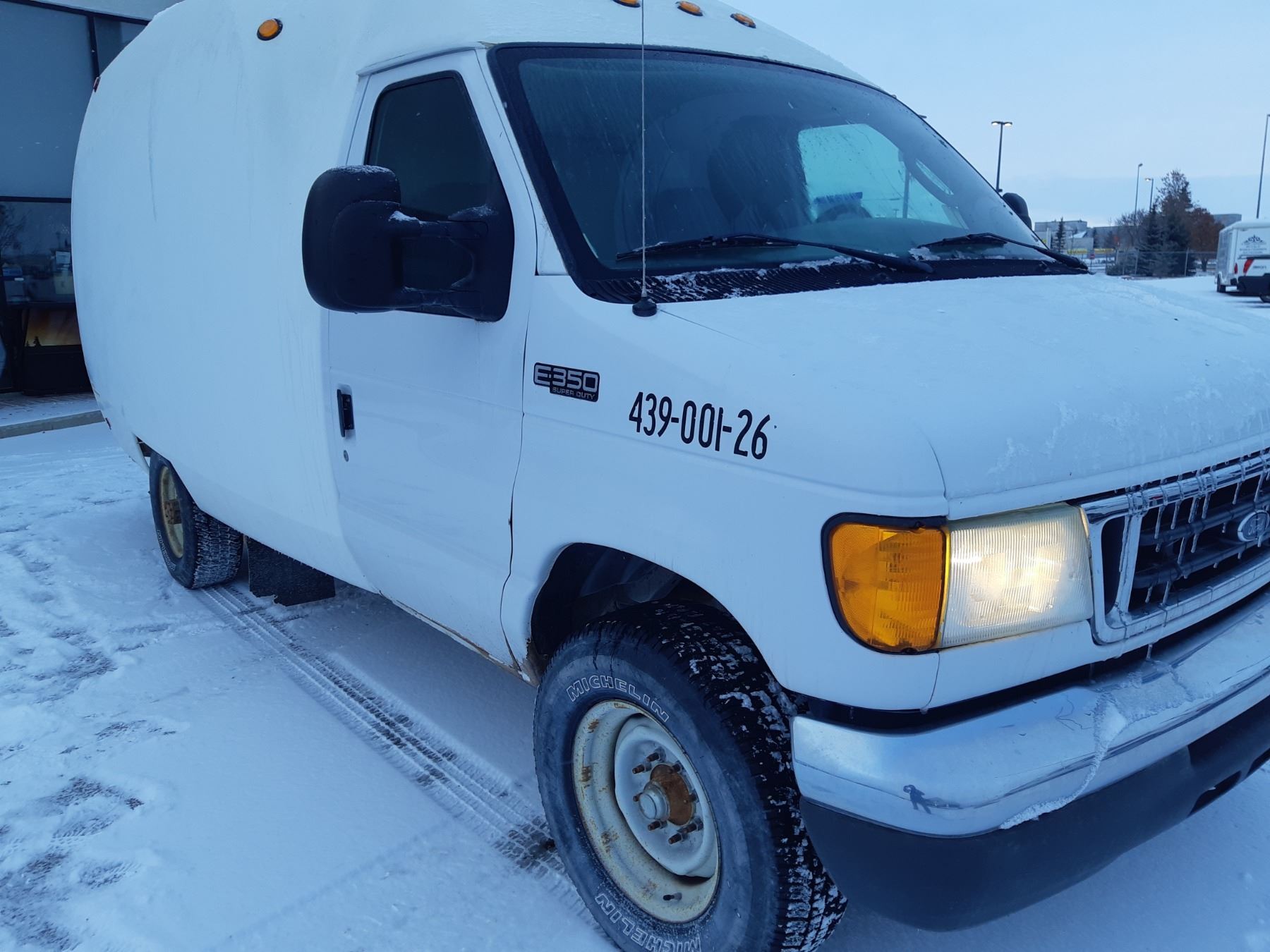 2005 Ford 4X4 cube Van with full access vertical lift rear door Just ...