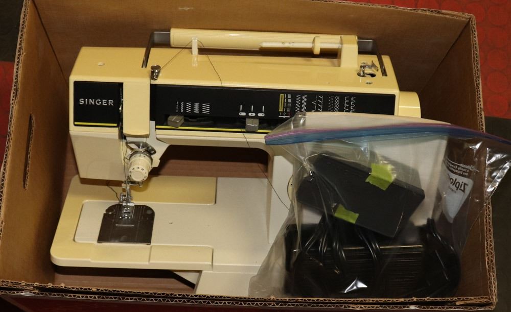 SINGER SEWING MACHINE - Kastner Auctions