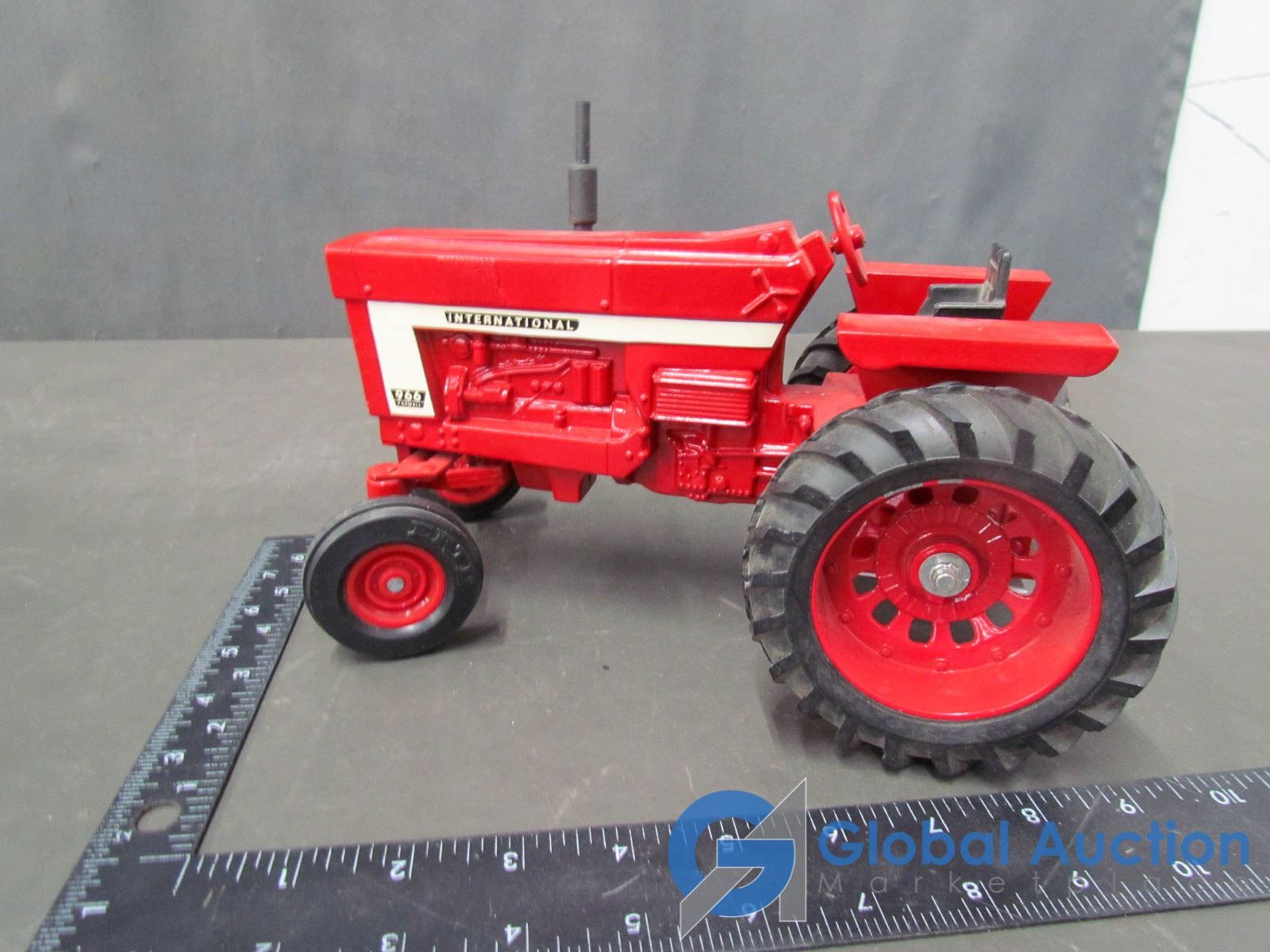 IH 966 Farmall Die Cast Tractor 1:16 Scale