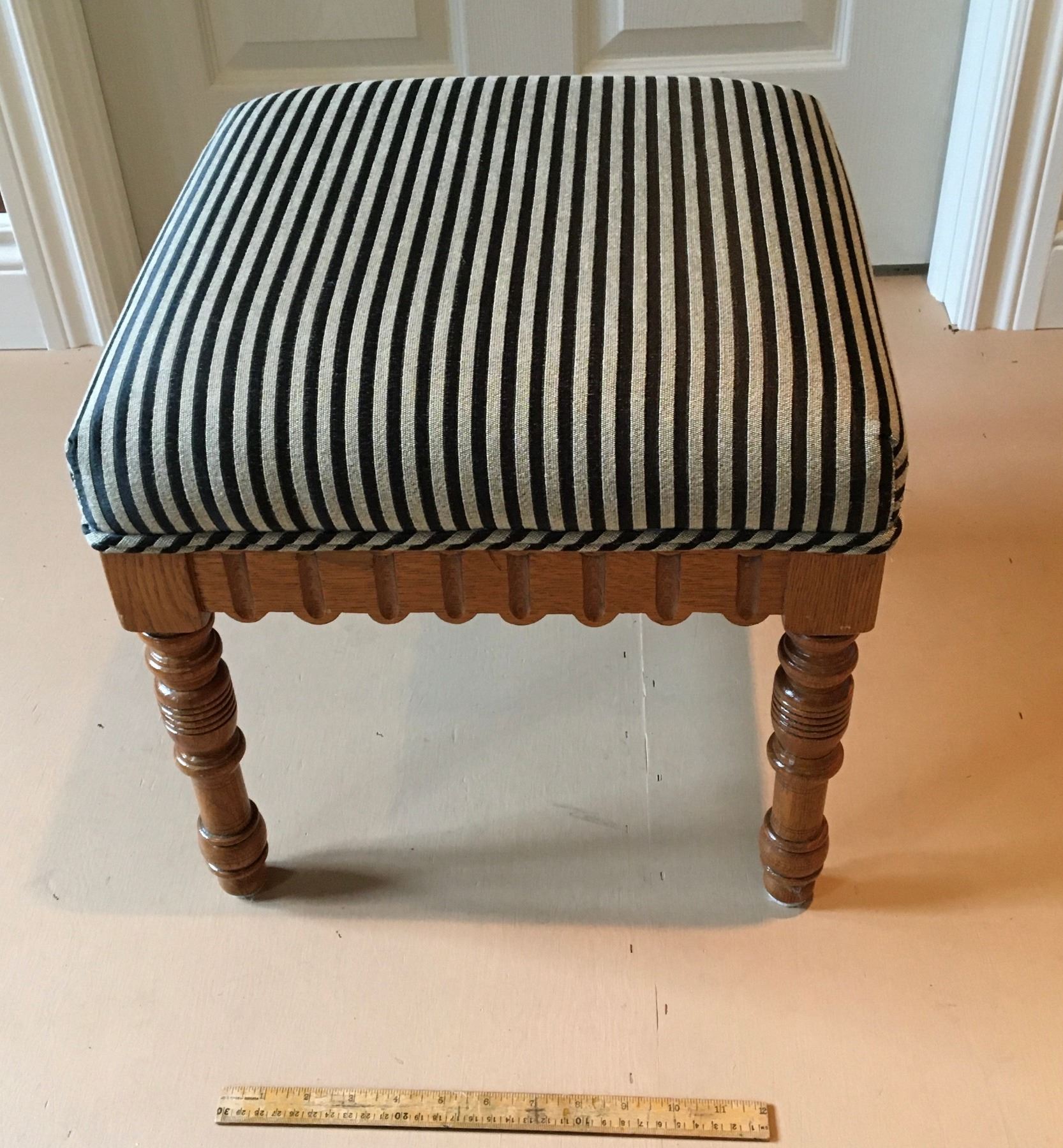 ANTIQUE UPHOLSTERED FOOT STOOL ANTIQUE UPHOLSTERED FOOT STOOL