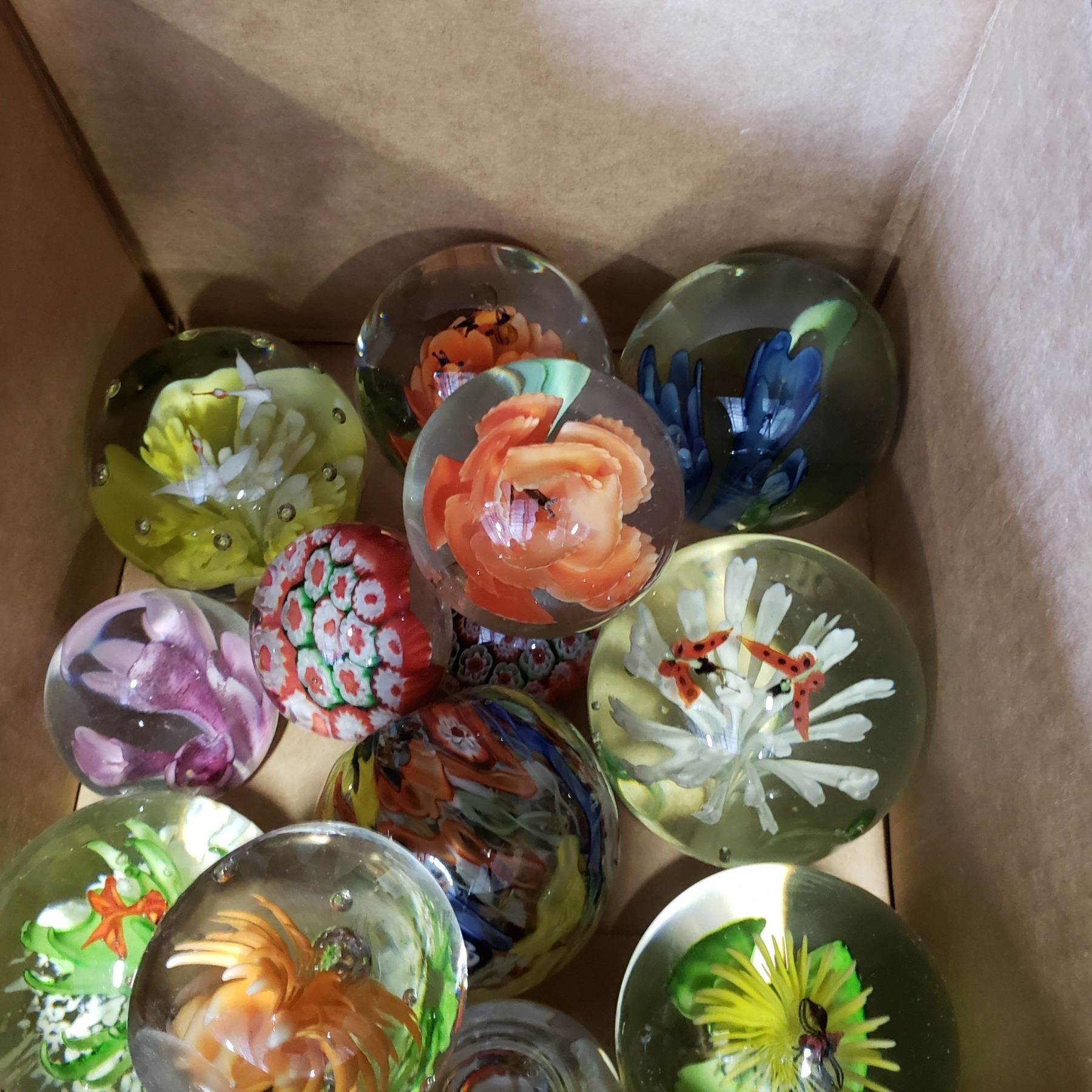 LOT OF ART GLASS PAPER WEIGHTS lot-of-art-glass-paper-weights