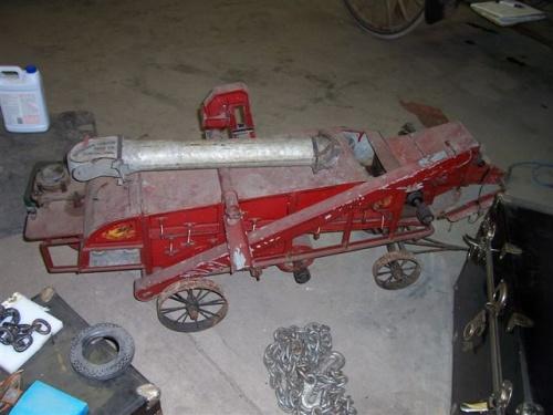 HOMEMADE 1/4 SCALE MODEL THRESHING MACHINE