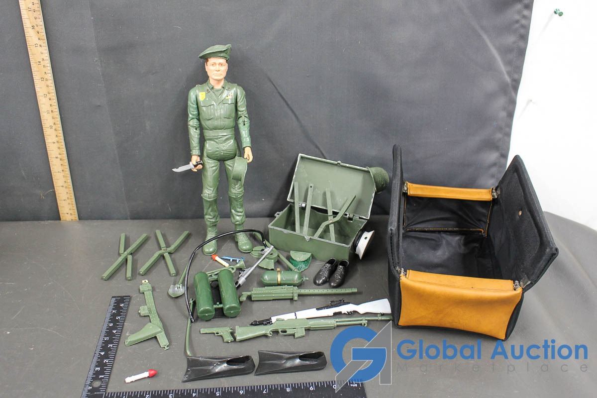 GI Joe Green Beret w/Foot Locker and Accessories