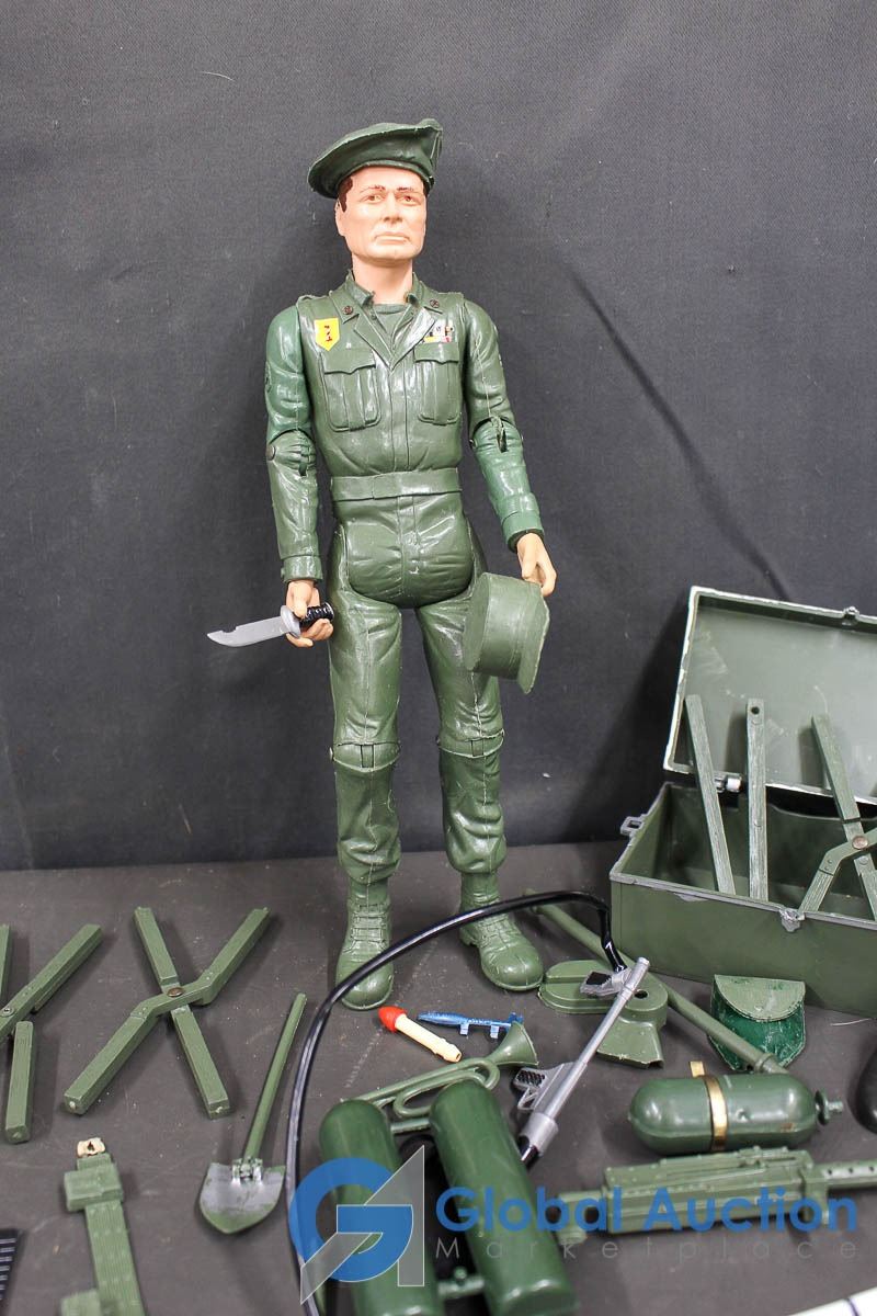GI Joe Green Beret w/Foot Locker and Accessories