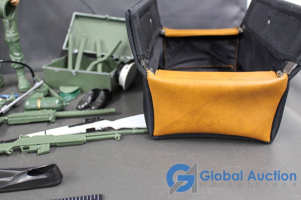 GI Joe Green Beret w/Foot Locker and Accessories