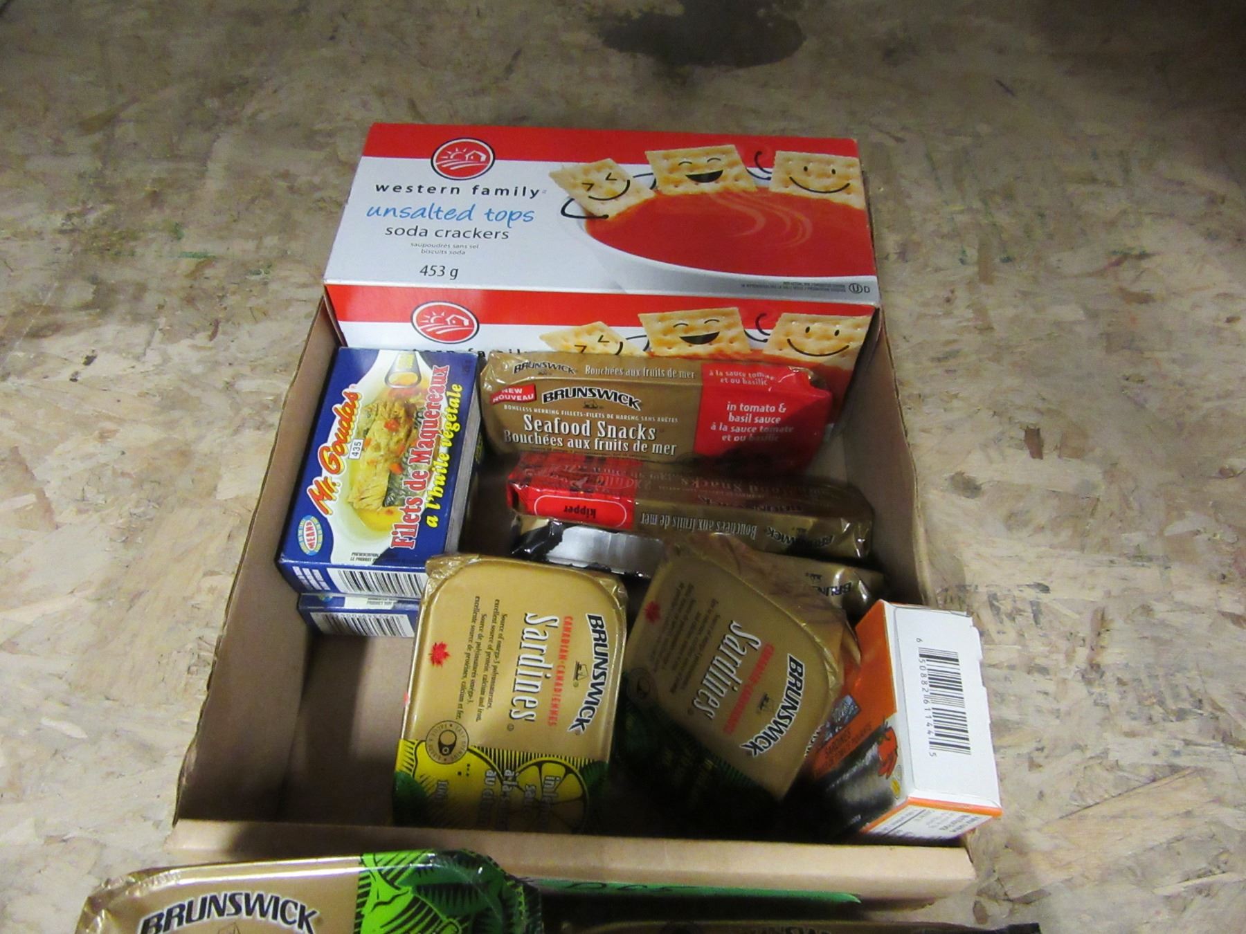 BOX WITH 9 CANS OF SARDINES, 7 CANS OF FISH FILLETS & SEAFOOD SNACKS ...