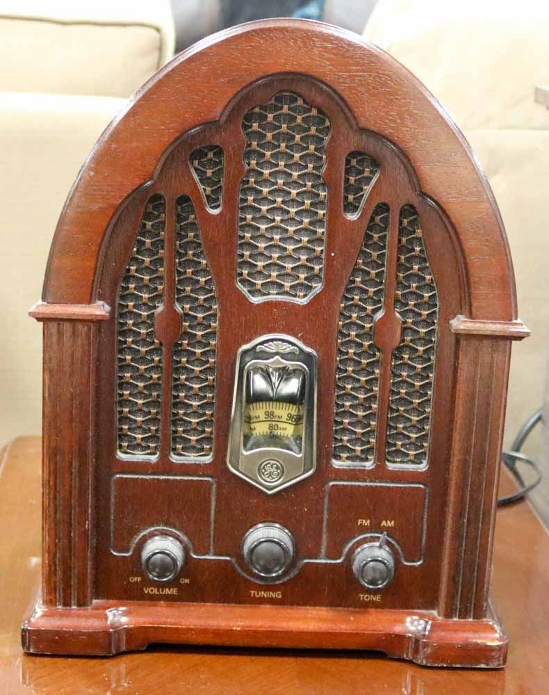 VINTAGE GENERAL ELECTRIC AM/FM RADIO.