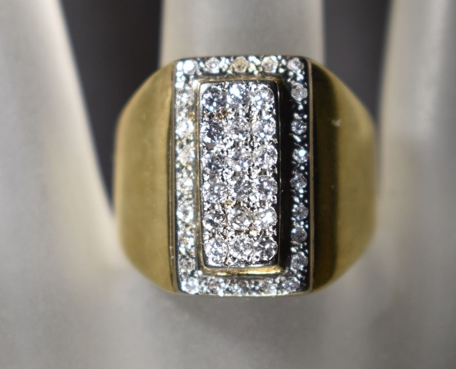 MEN'S 14 KT GOLD & DIAMOND RING SIZE 11.5