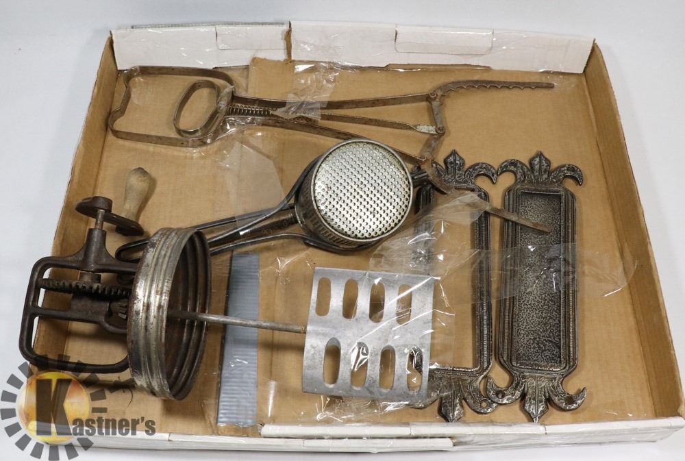 FLAT OF VINTAGE METAL ITEMS.