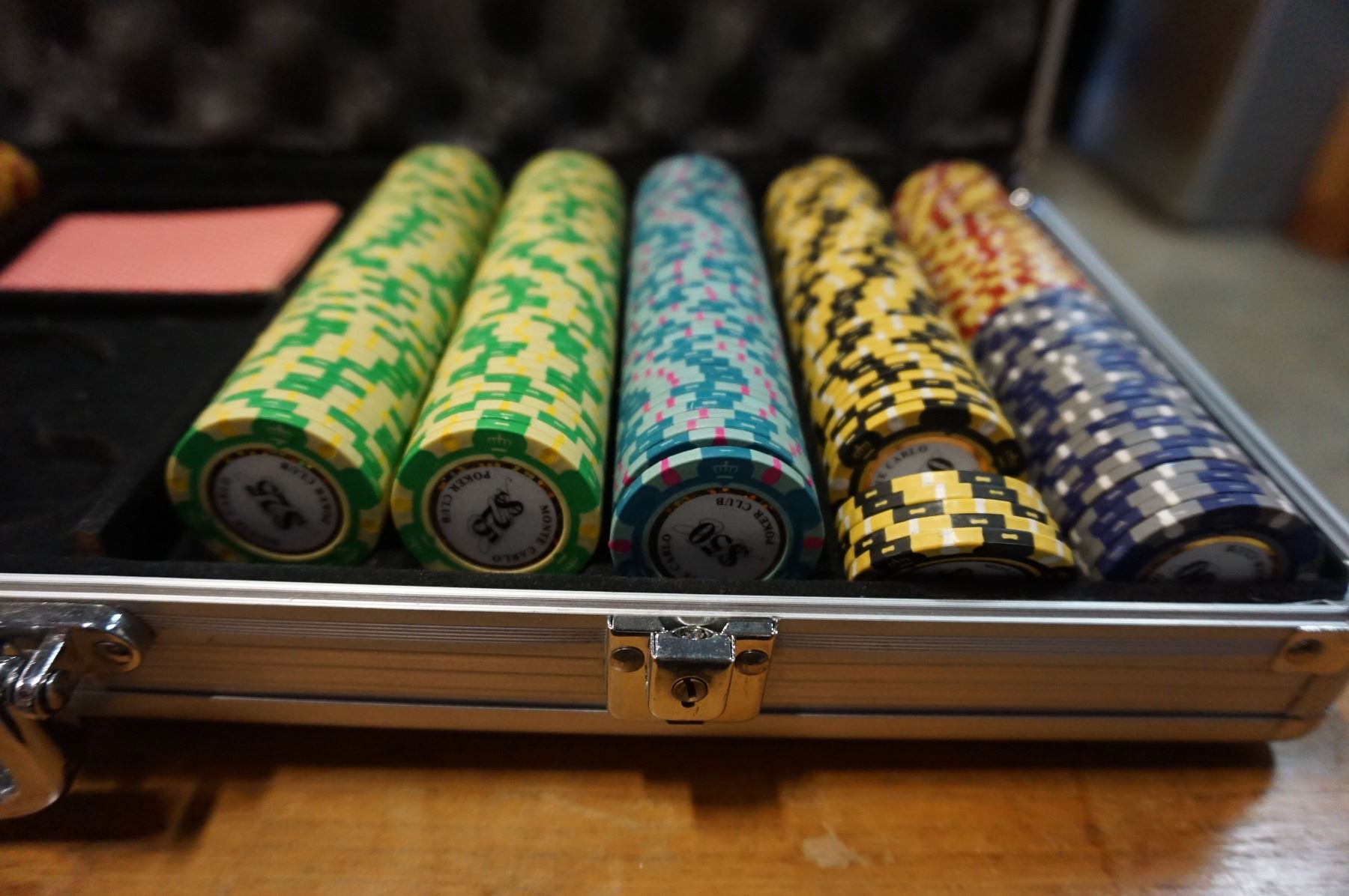 LARGE CASE OF POKER CHIPS W VALUES large-case-of-poker-chips-w-values