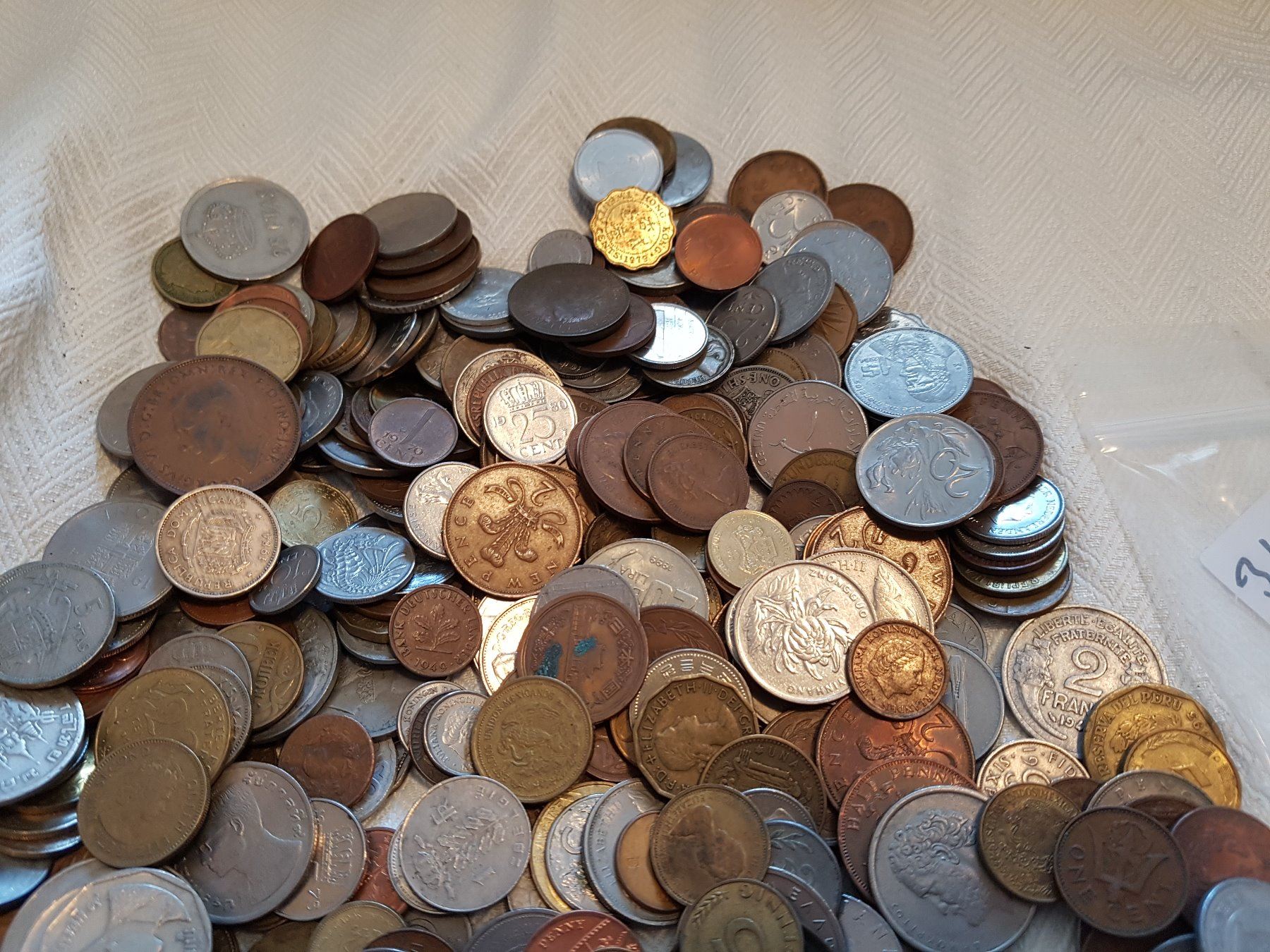 4 POUNDS OF FORIEGN COINS