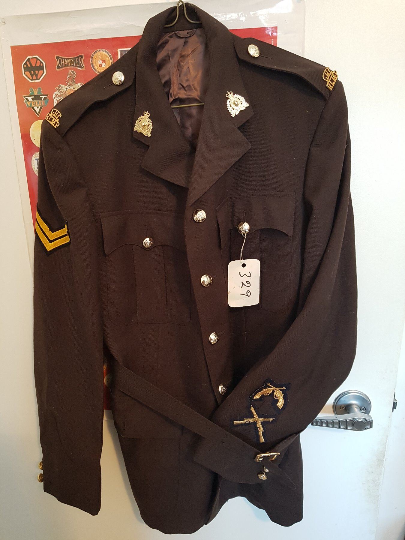 RCMP BROWN SURGE WITH SHOULDER BADGES AND CRESTS