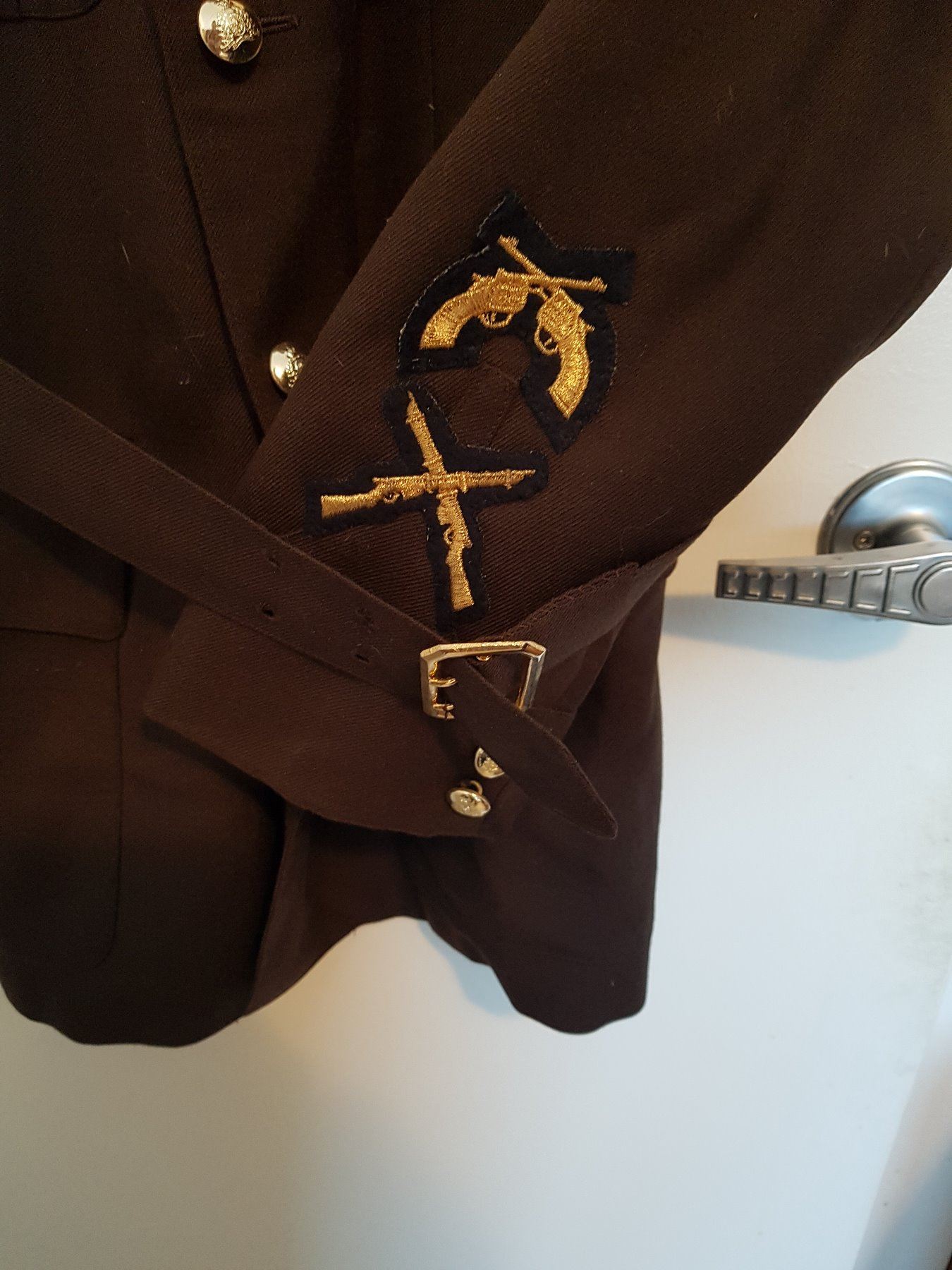 RCMP BROWN SURGE WITH SHOULDER BADGES AND CRESTS