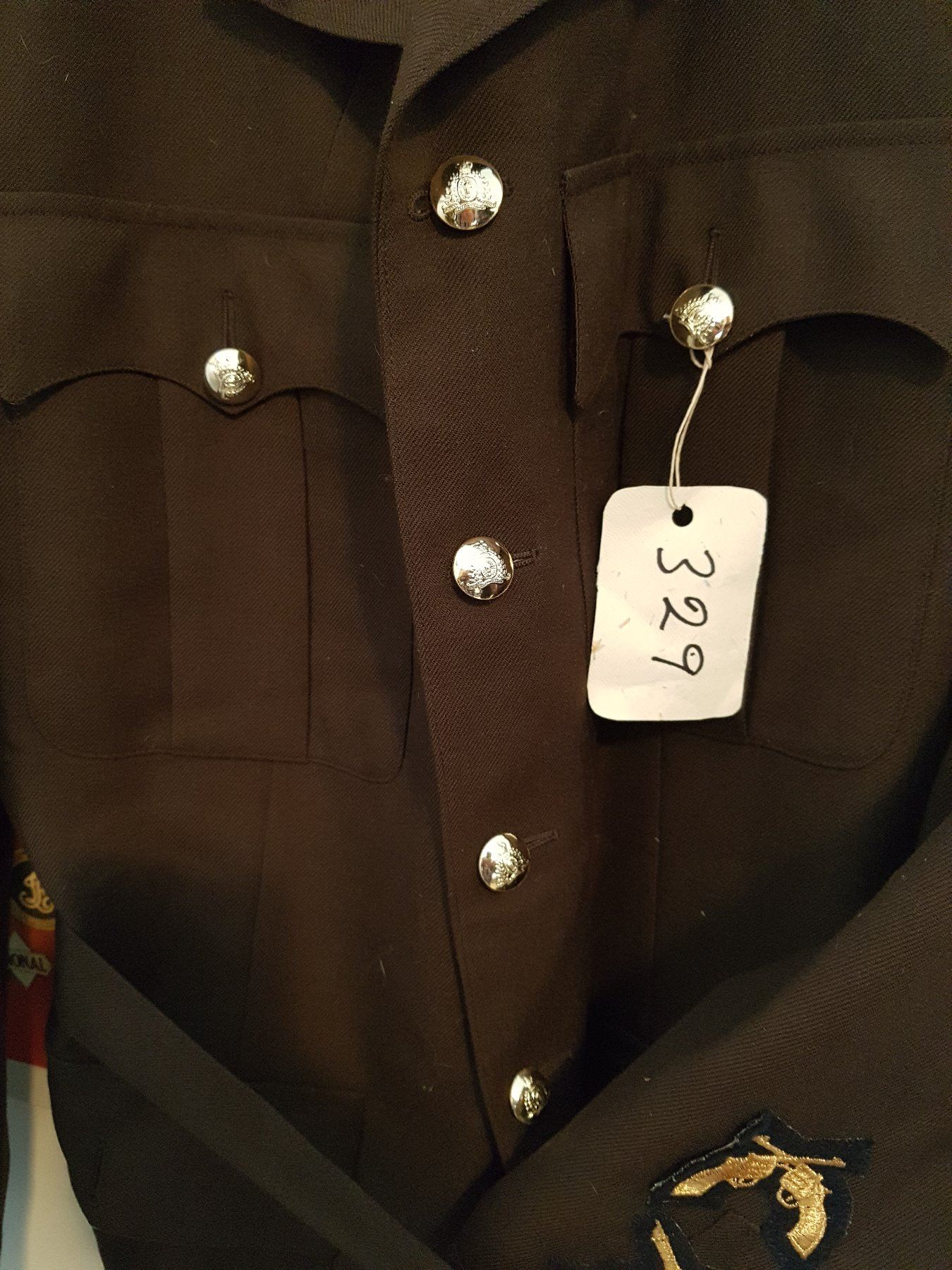 RCMP BROWN SURGE WITH SHOULDER BADGES AND CRESTS