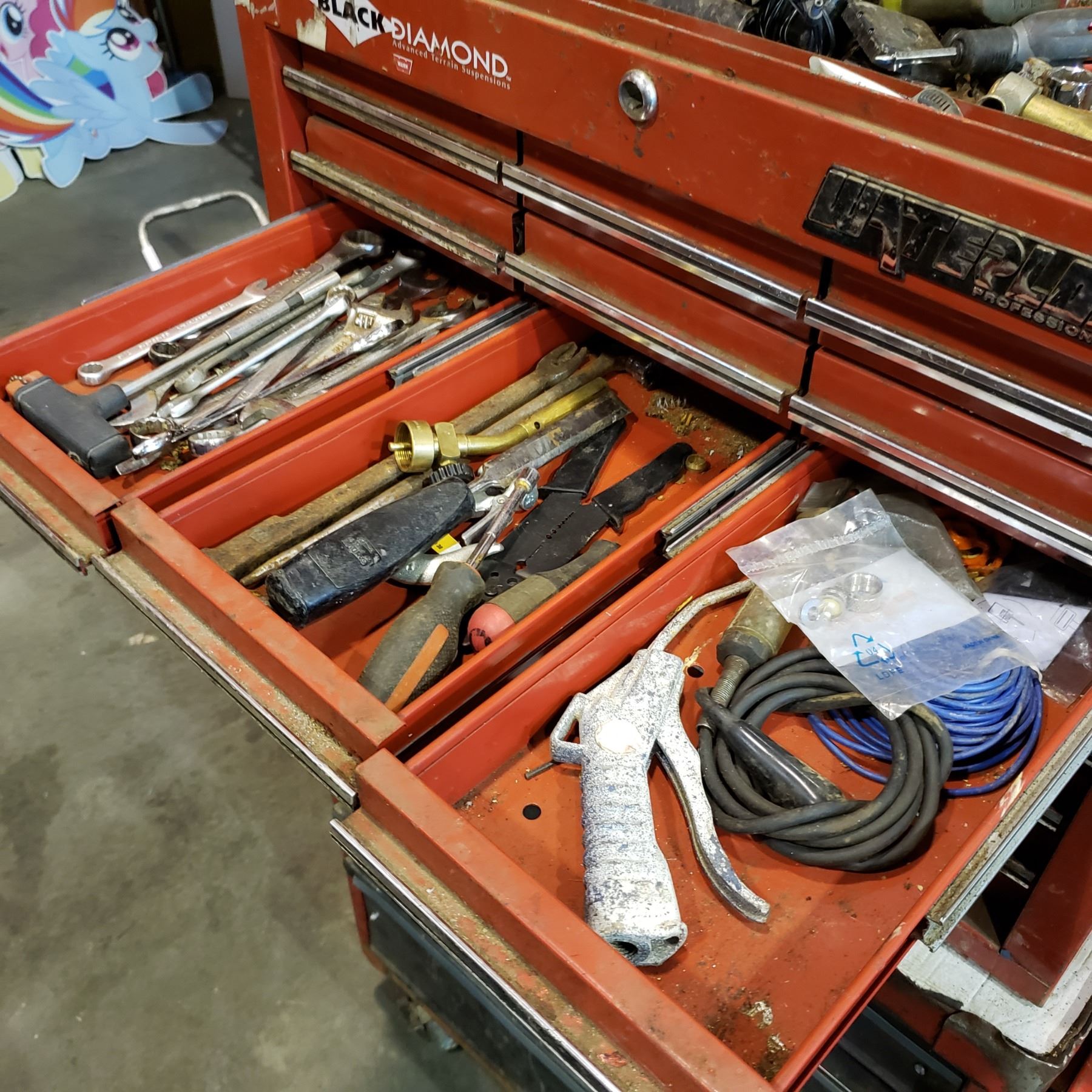 WATERLOO TOOL BOX W CONTENTS Big Valley Auction waterloo-tool-box-w-contents-big-valley-auction
