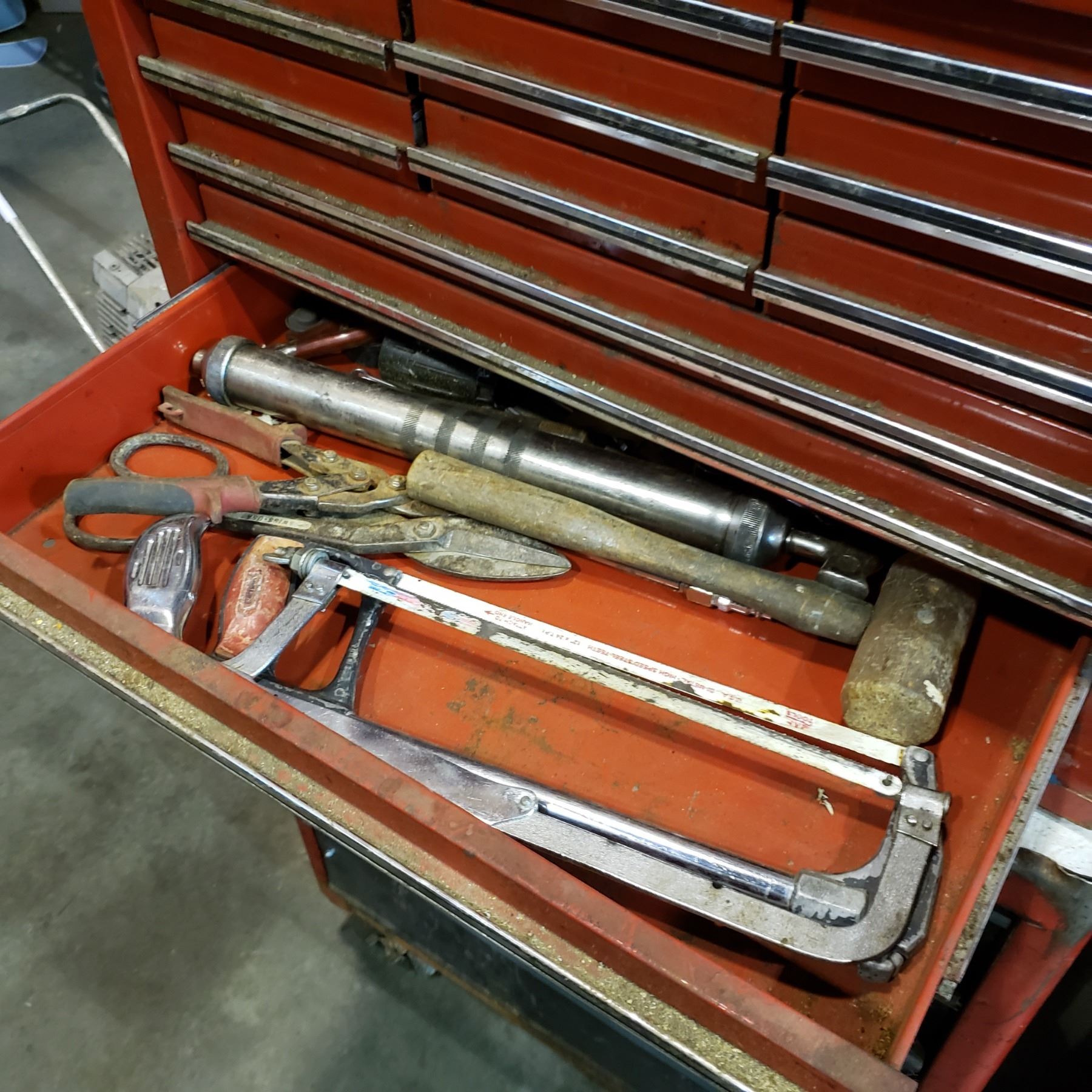 WATERLOO TOOL BOX W CONTENTS Big Valley Auction waterloo-tool-box-w-contents-big-valley-auction