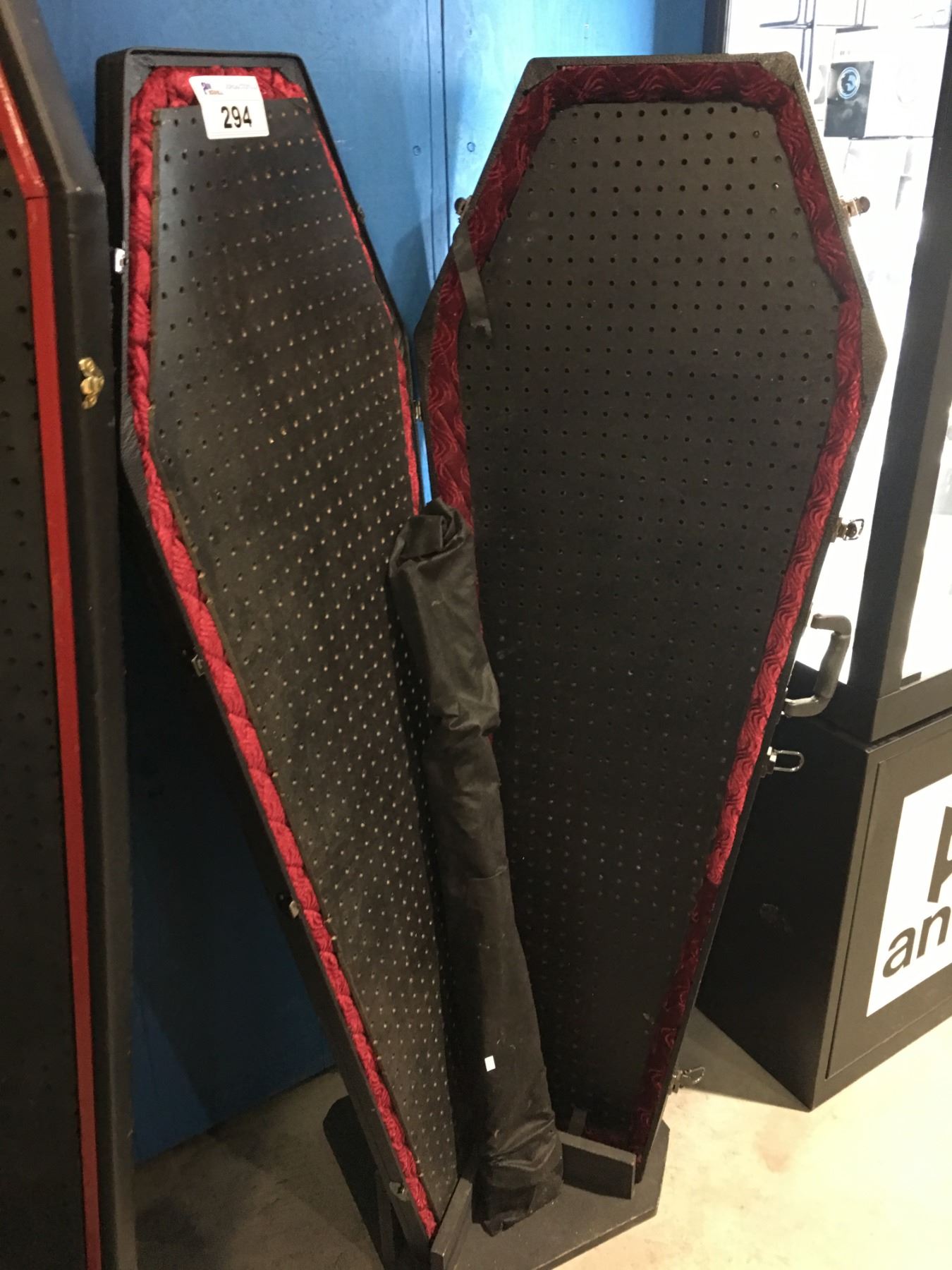 COFFIN CASE DISPLAY CASE & TRADE SHOW STAND