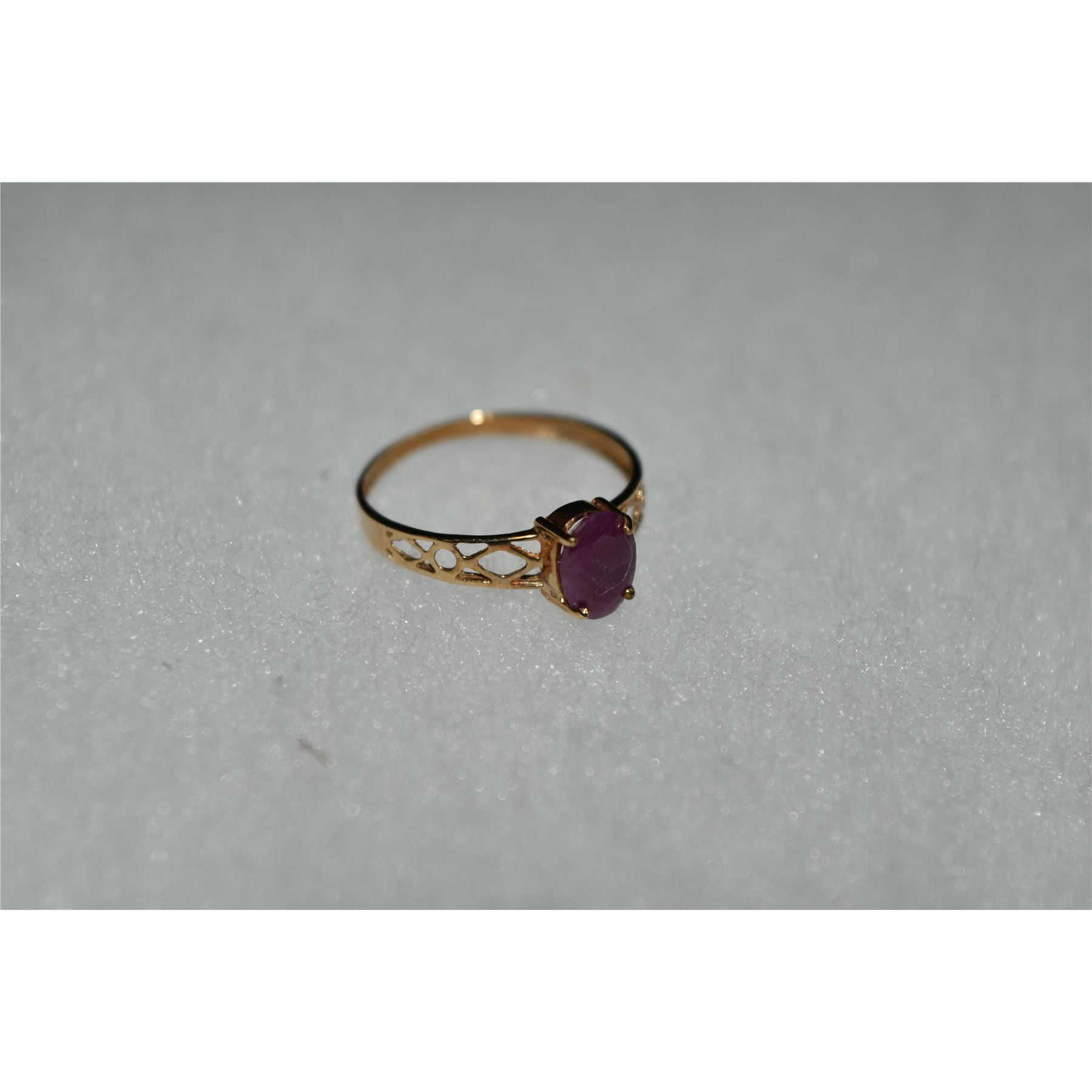 1 ct. ruby ring. 10k gold Size 6 1/2