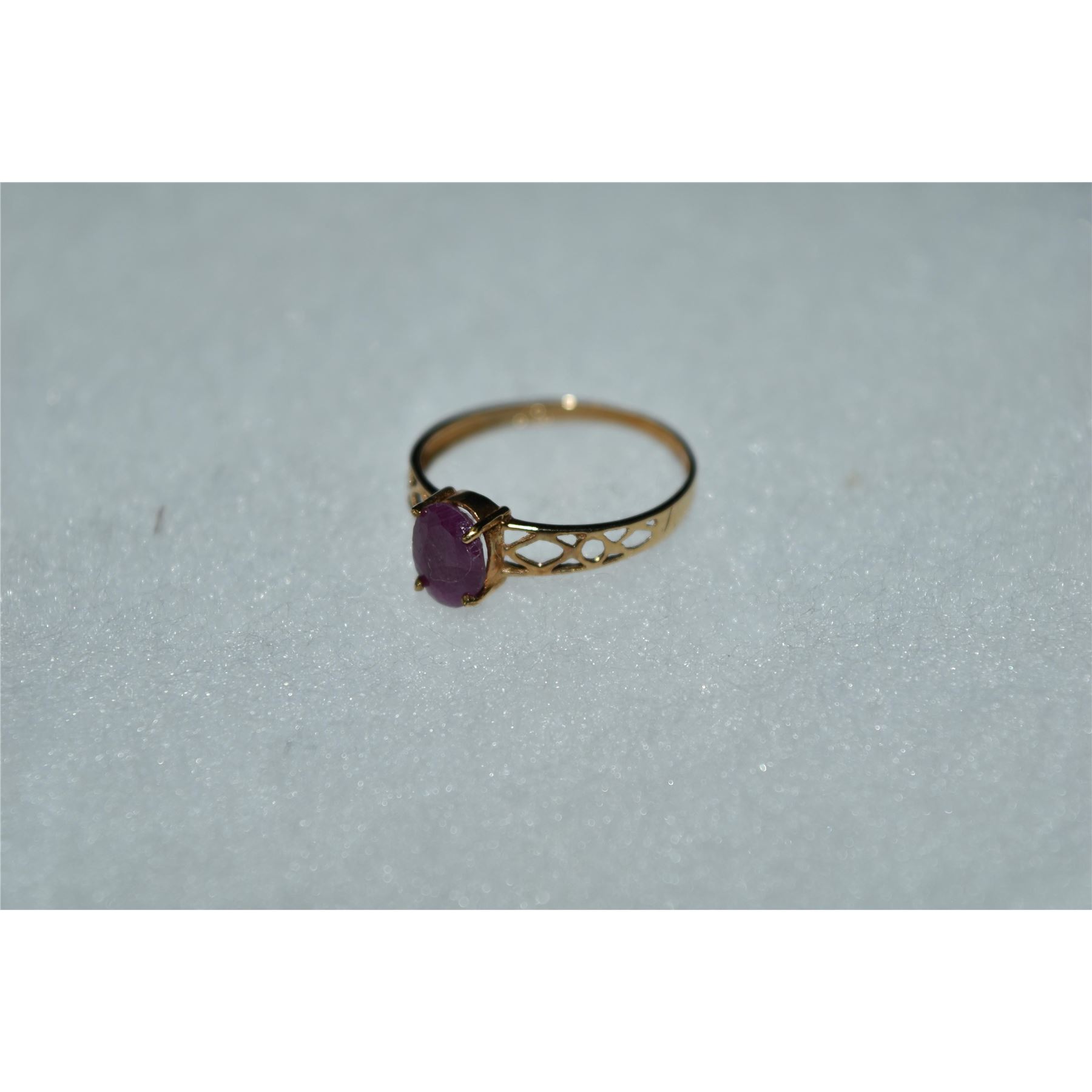 1 ct. ruby ring. 10k gold Size 6 1/2