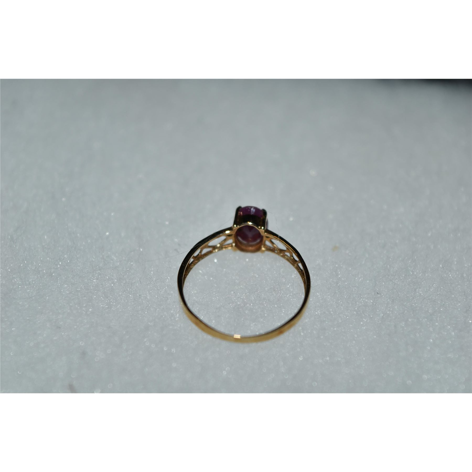 1 ct. ruby ring. 10k gold Size 6 1/2